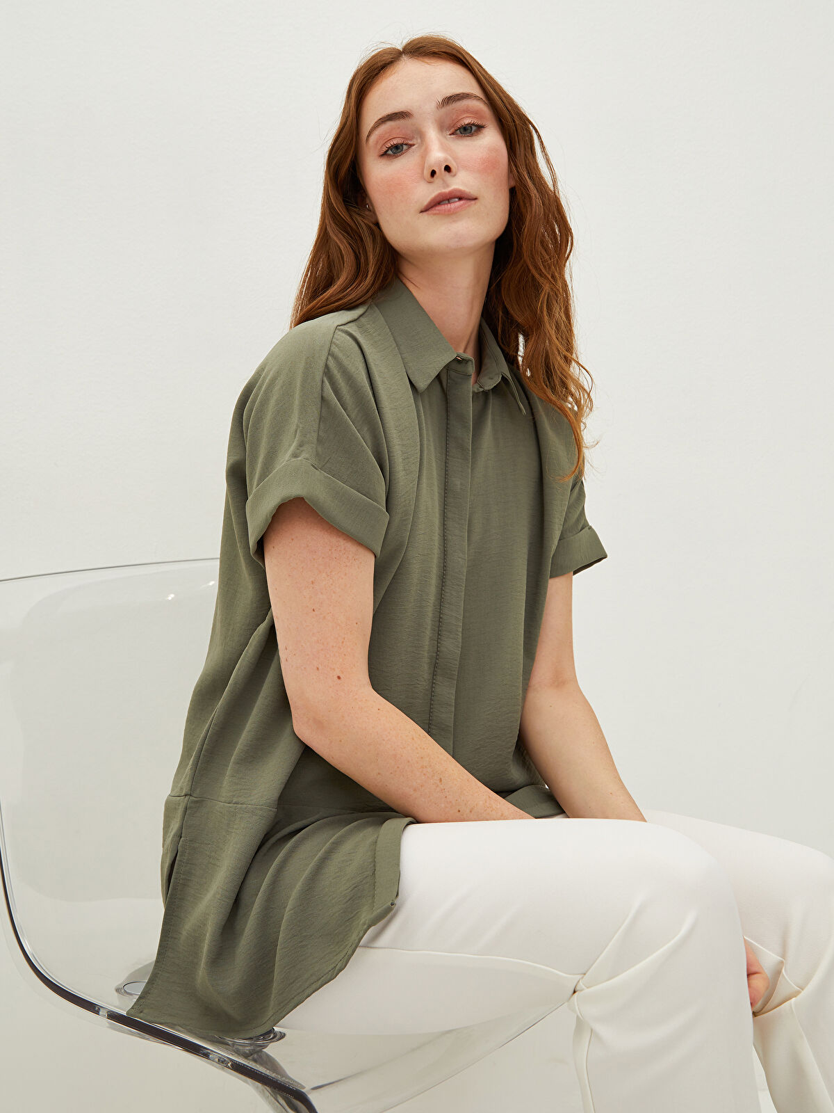 LCW CLASSIC Gizli Düğme Kapamalı Düz Kısa Kollu Kadın Gömlek LCW CLASSIC Gizli Düğme Kapamalı Düz Kısa Kollu Kadın Gömlek