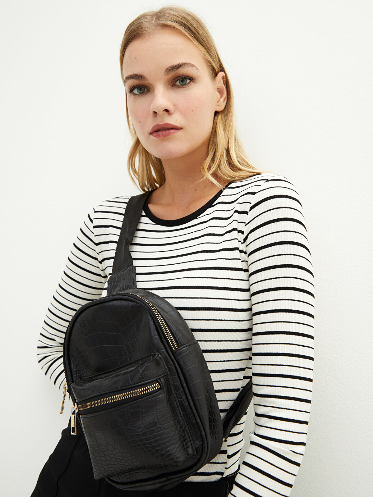 Deri Görünümlü Kadın Sırt ve Vücut Çantası