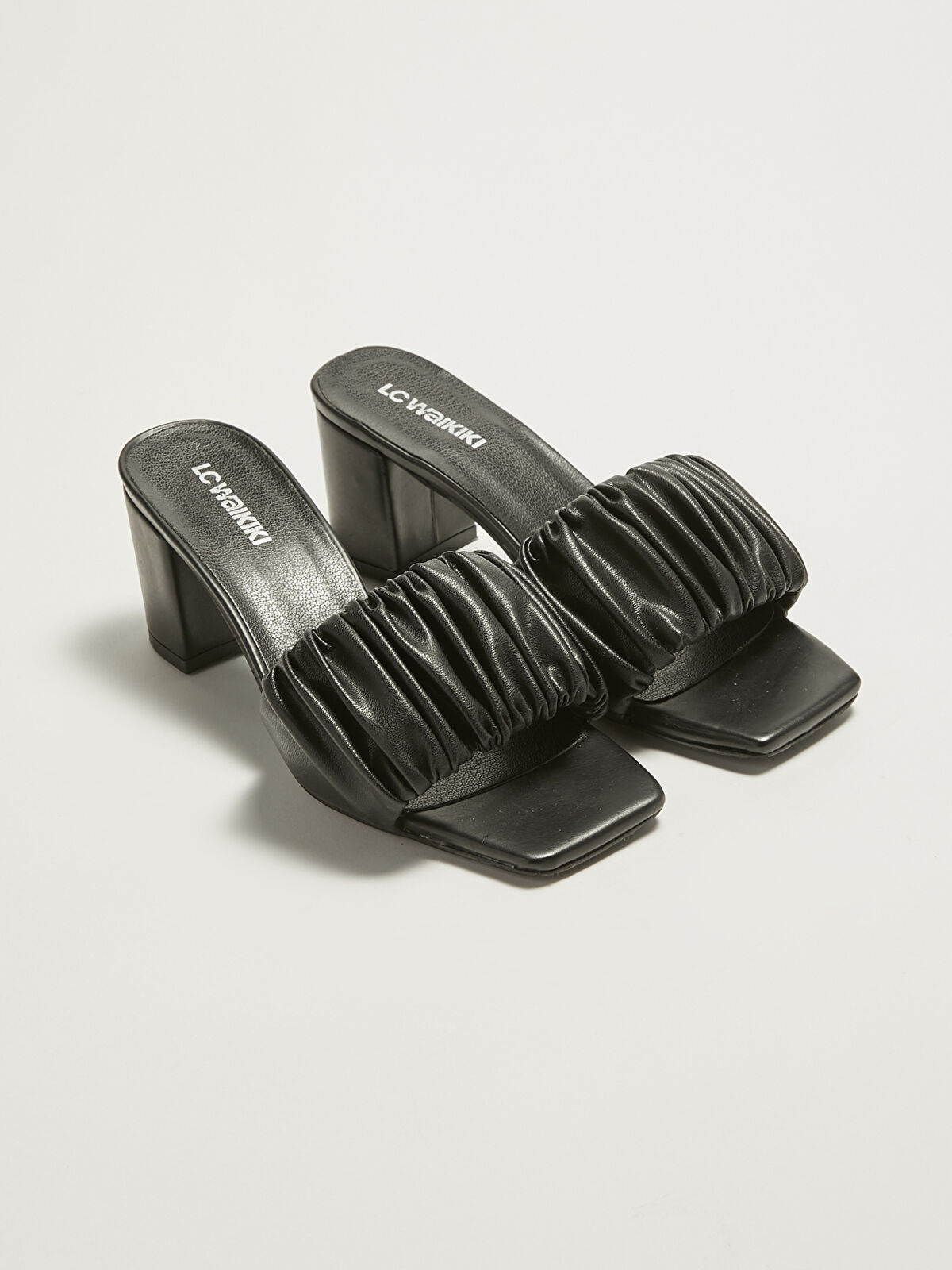 Deri Görünümlü Tek Bantlı Topuklu Kadın Terlik