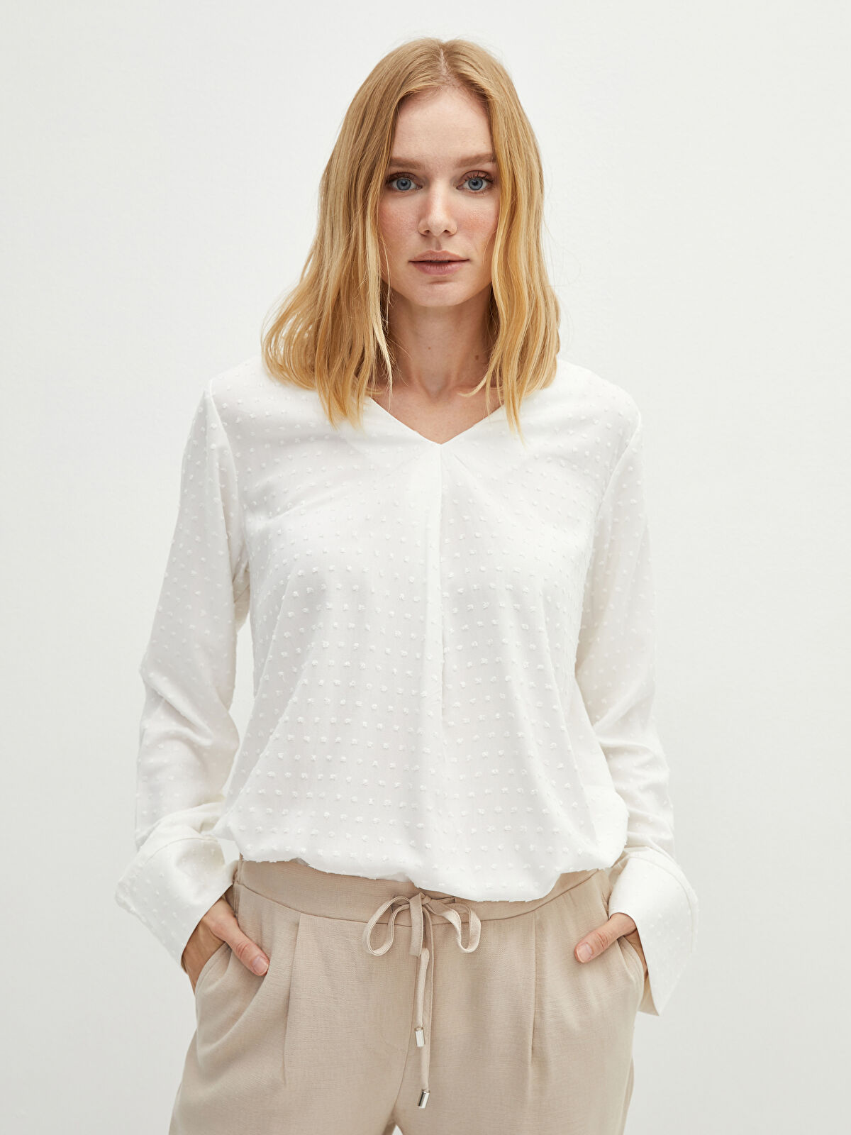 LCW CLASSIC V Yaka Puantiyeli Uzun Kollu Viskon Kadın Bluz