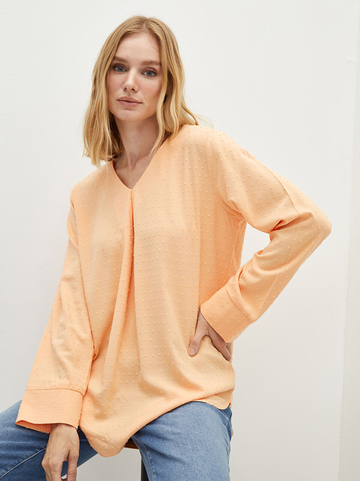 LCW CLASSIC V Yaka Puantiyeli Uzun Kollu Viskon Kadın Bluz