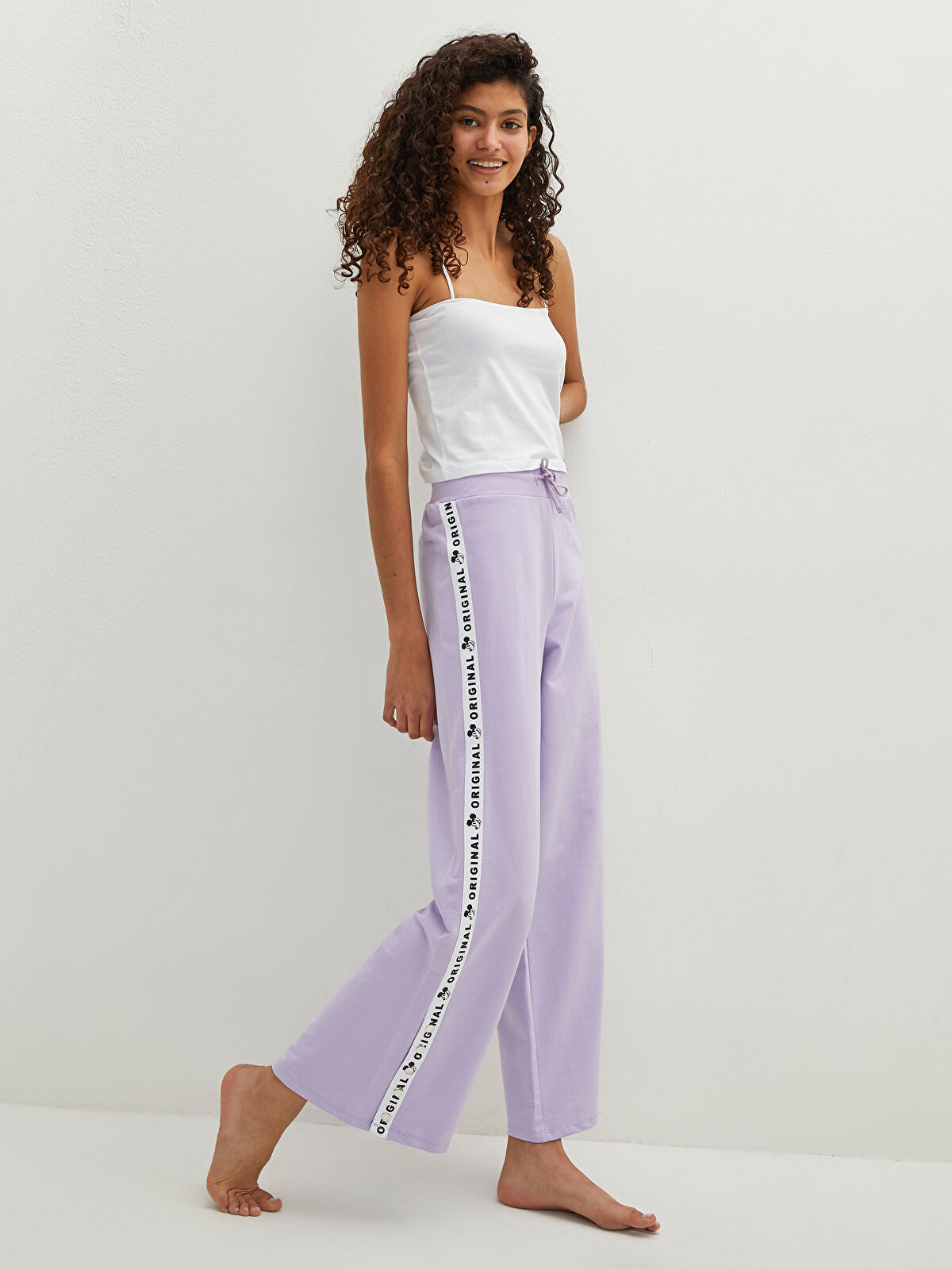 Beli Lastikli Mickey Mouse Baskılı Geniş Paça Kadın Pijama Alt Beli Lastikli Mickey Mouse Baskılı Geniş Paça Kadın Pijama Alt