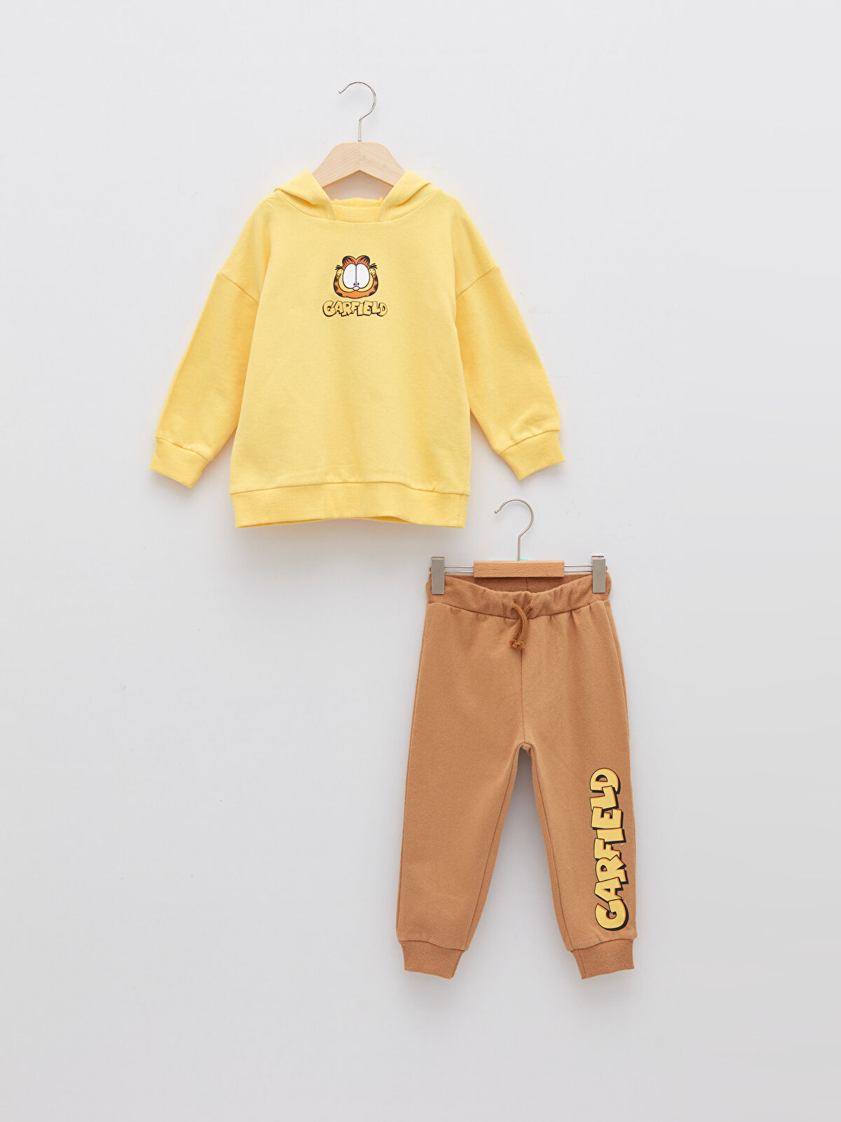 Kapüşonlu Uzun Kollu Garfield Baskılı Erkek Bebek Sweatshirt ve Jogger Pantolon 2'li Takım Kapüşonlu Uzun Kollu Garfield Baskılı Erkek Bebek Sweatshirt ve Jogger Pantolon 2'li Takım