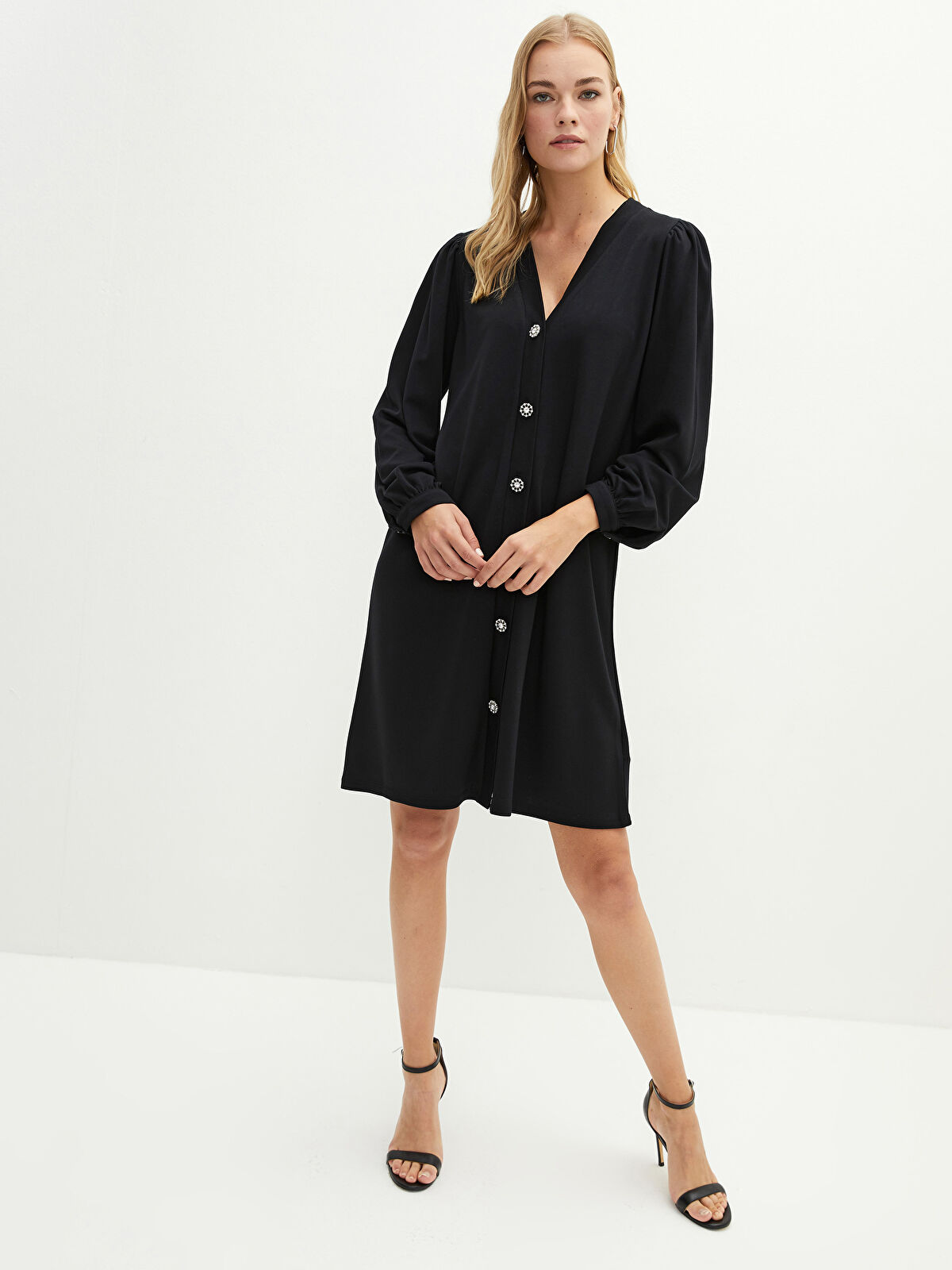 LCW CLASSIC V Yaka Parlak Taş Detaylı Uzun Kollu A Kesim Krep Kadın Elbise LCW CLASSIC V Yaka Parlak Taş Detaylı Uzun Kollu A Kesim Krep Kadın Elbise