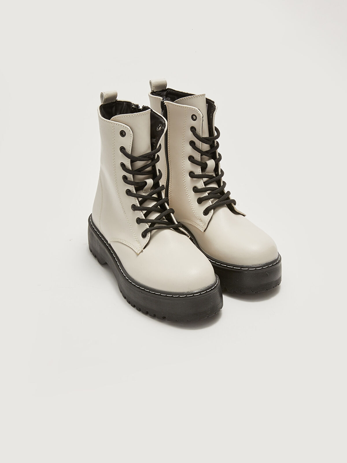 Deri Görünümlü Bağcık ve Fermuarlı Kadın Kar Botu