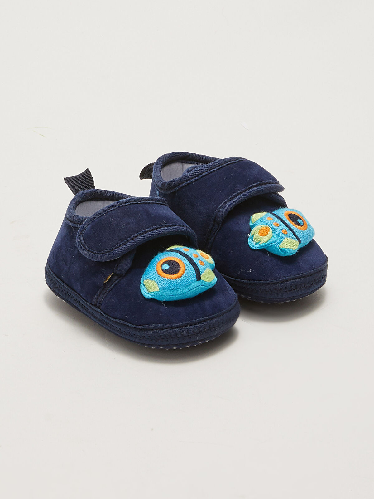 3D Aplikeli Cırt Cırtlı Erkek Bebek Yürüme Öncesi Ev Ayakkabısı