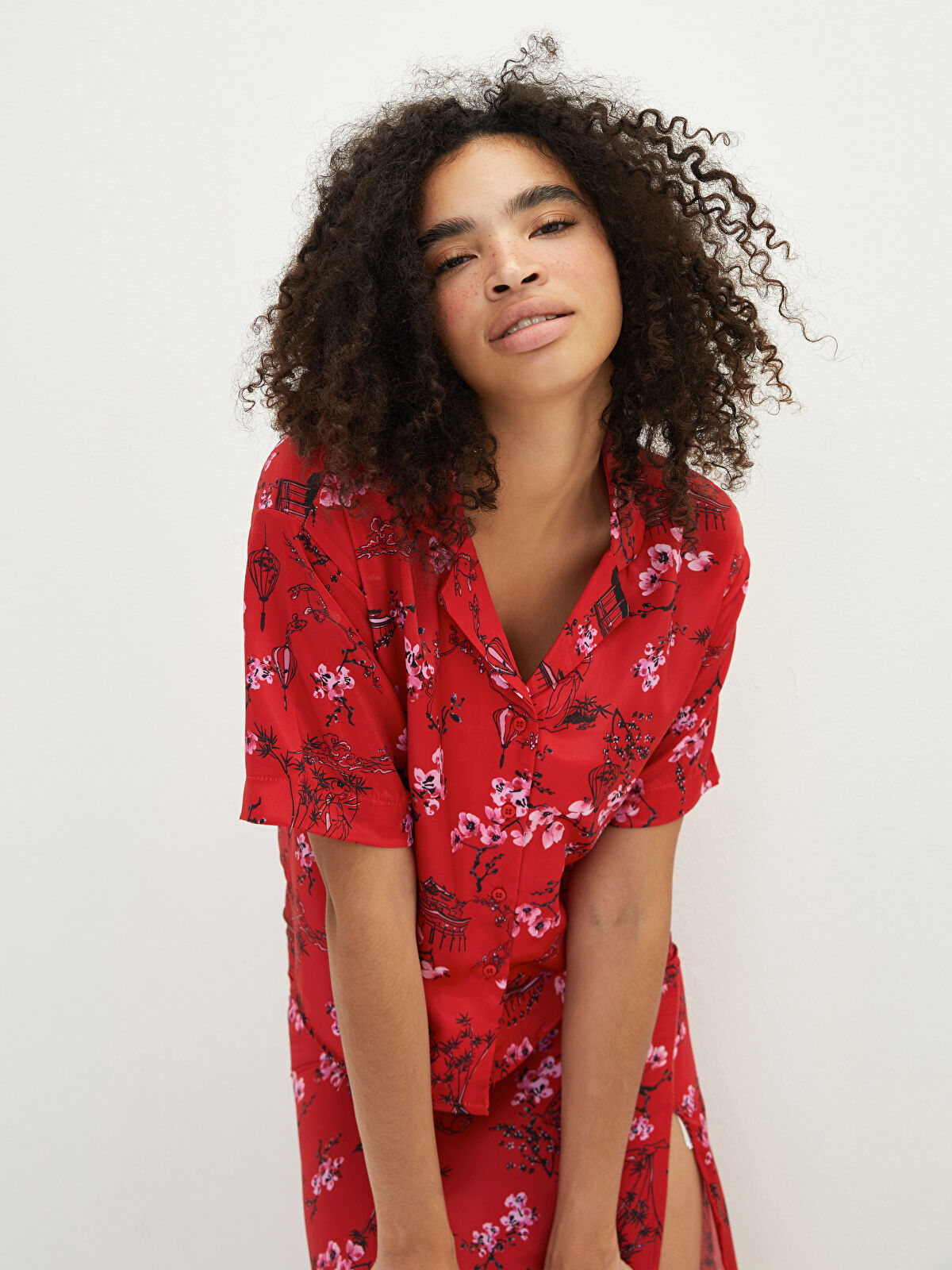 LCW CASUAL Önden Düğme Kapamalı Çiçekli Kısa Kollu Saten Kumaş Kadın Gömlek