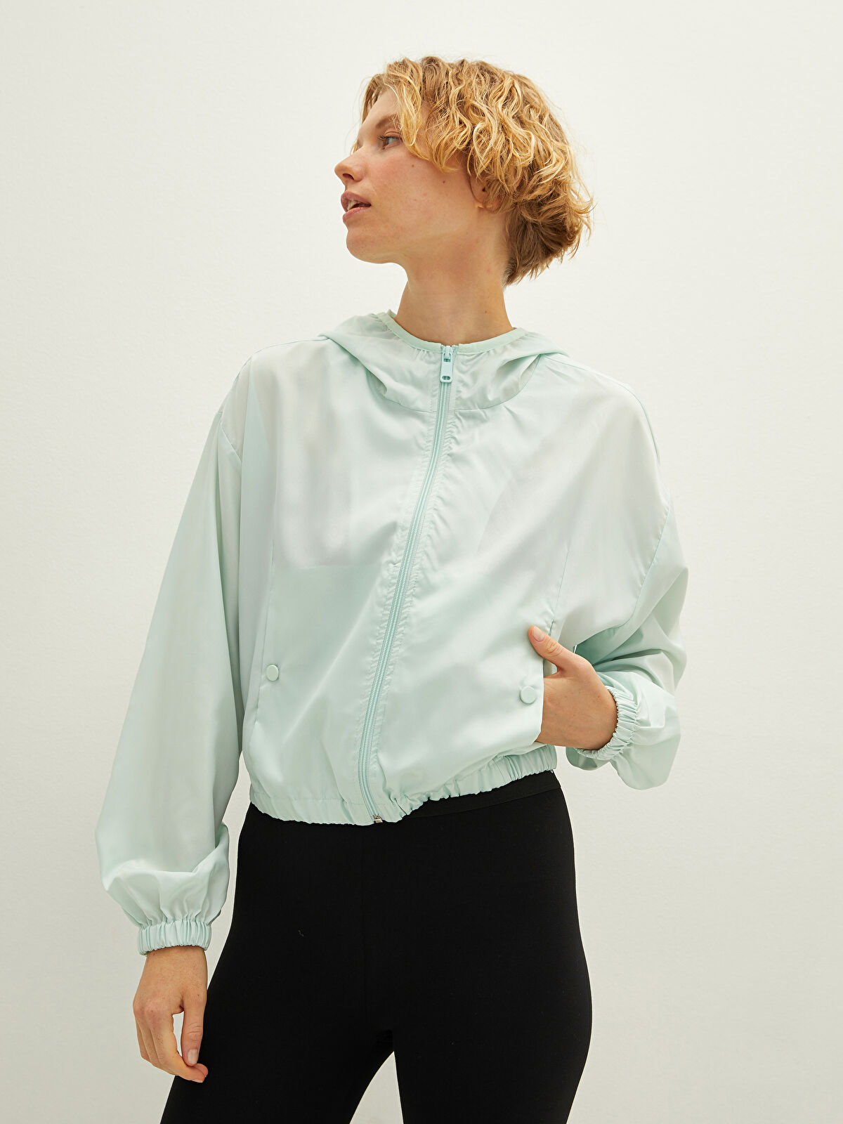 LCW CASUAL Kapüşon Yaka Düz Uzun Kollu Cep Detaylı Kadın Yağmurluk