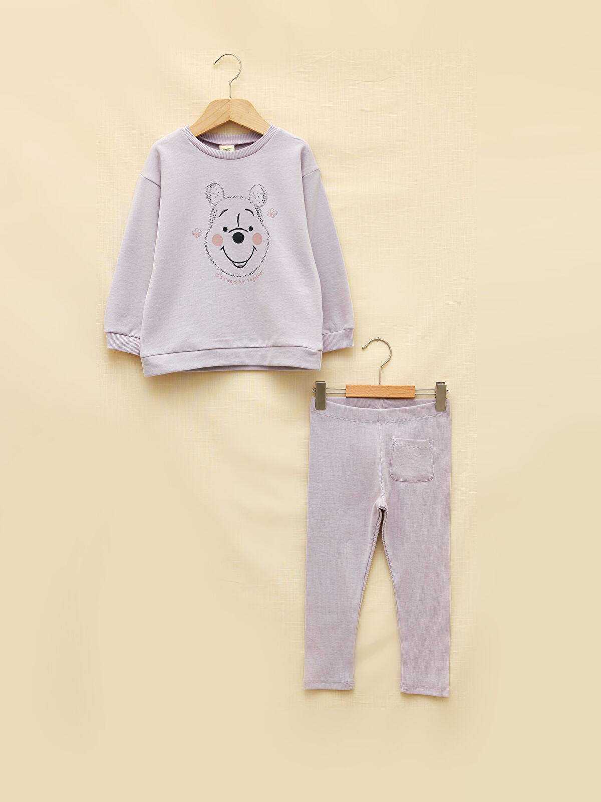 LCW GREEN Bisiklet Yaka Uzun Kollu Winnie the Pooh Baskılı Organik Pamuklu Kız Bebek Sweatshirt ve Tayt 2'li Takım