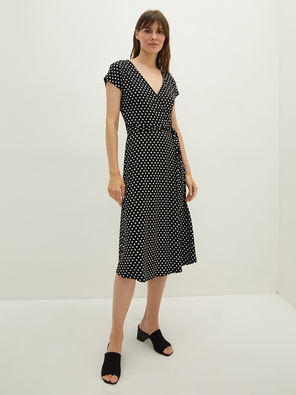 LCW CLASSIC Kruvaze Yaka Puantiyeli Kısa Kollu Kadın Elbise