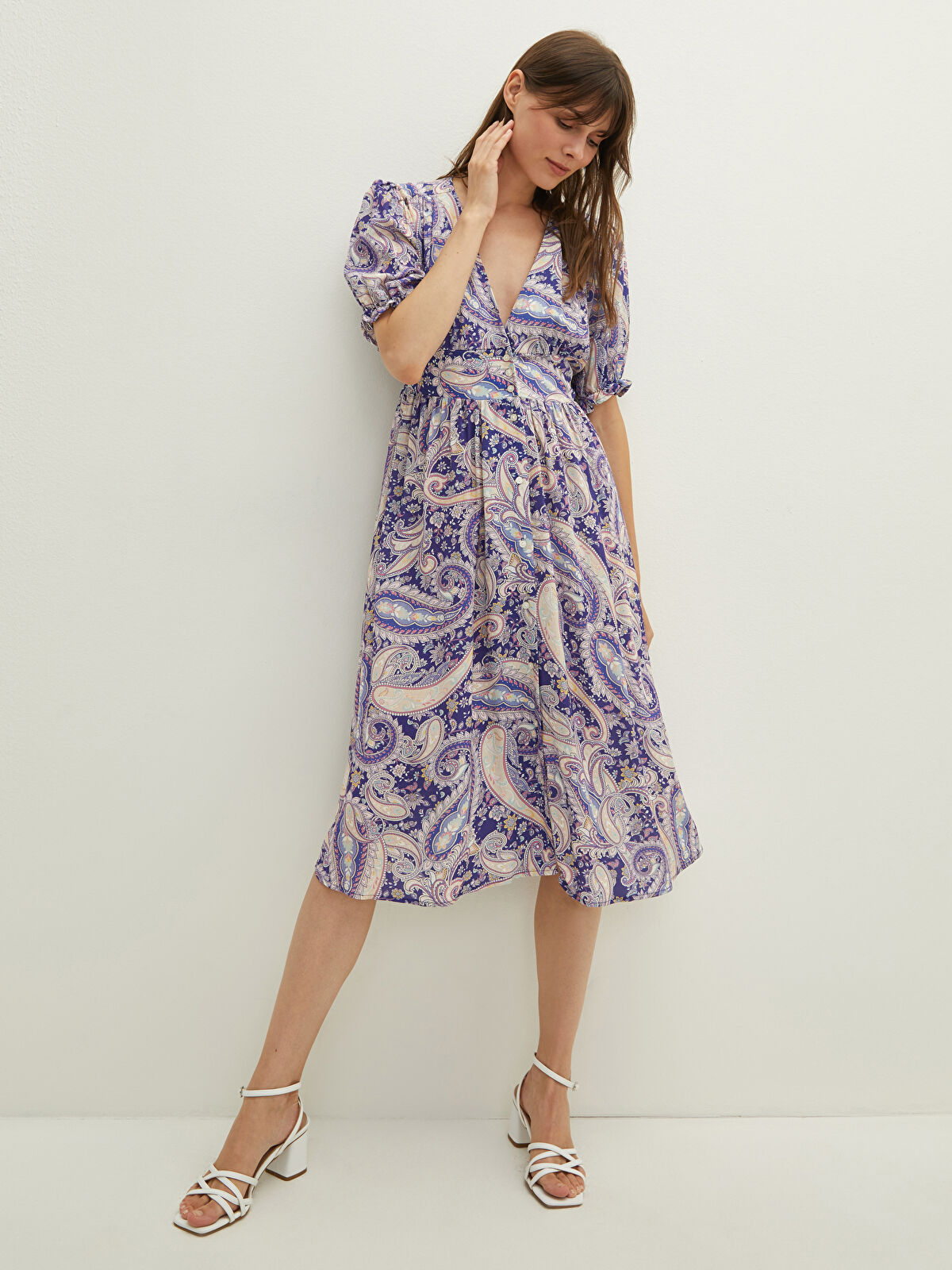 LCW CLASSIC V Yaka Etnik Desenli Kısa Kollu Viskon Kadın Elbise