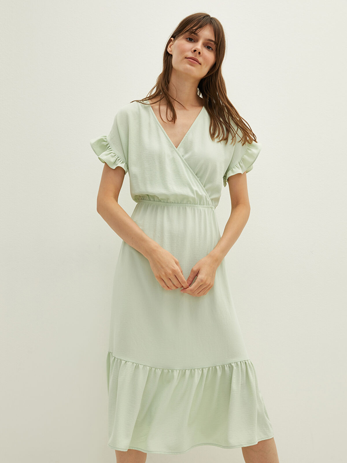 LCW CLASSIC Kruvaze Yaka Düz Kısa Kollu Fırfır Detaylı Kadın Elbise LCW CLASSIC Kruvaze Yaka Düz Kısa Kollu Fırfır Detaylı Kadın Elbise