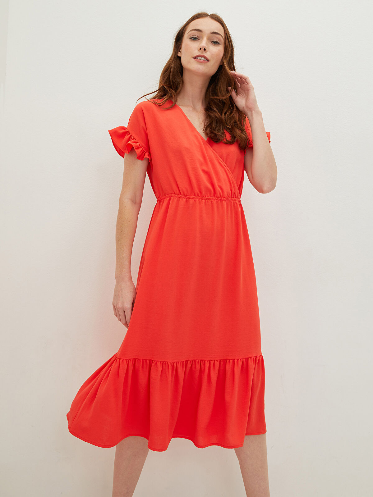 LCW CLASSIC Kruvaze Yaka Düz Kısa Kollu Fırfır Detaylı Kadın Elbise LCW CLASSIC Kruvaze Yaka Düz Kısa Kollu Fırfır Detaylı Kadın Elbise