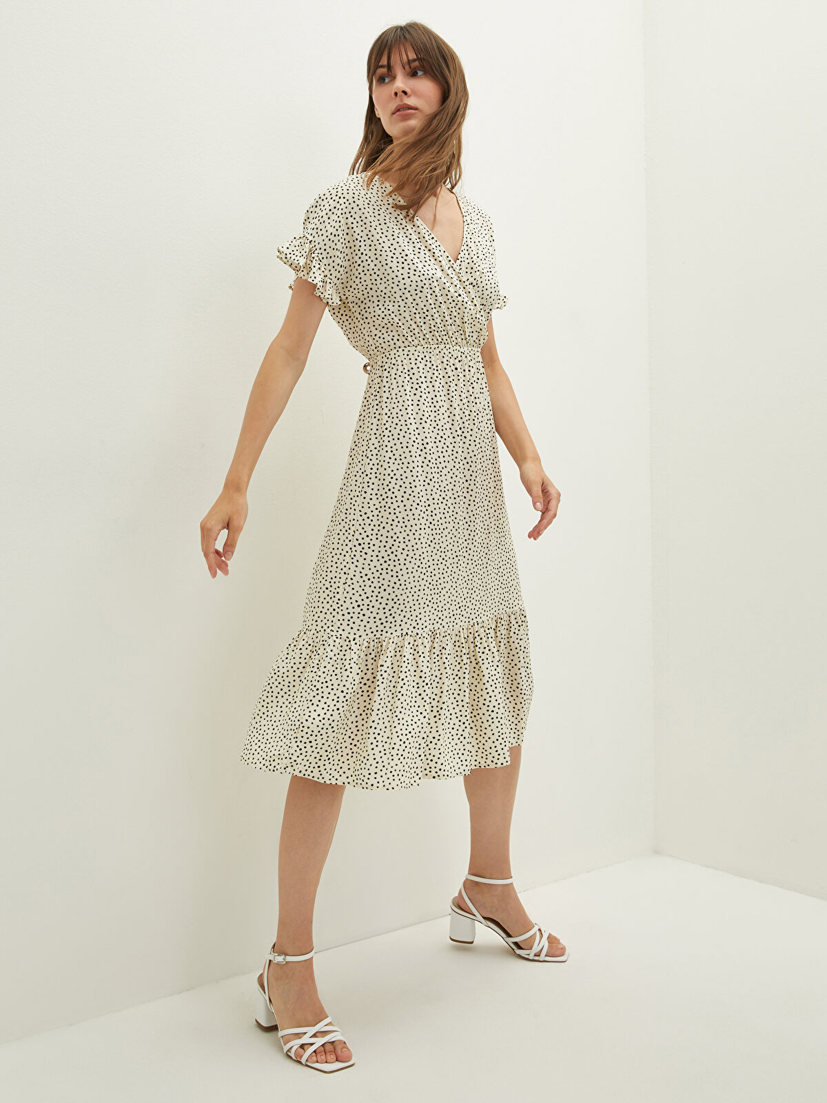 LCW CLASSIC Kruvaze Yaka Puantiyeli Kısa Kollu Viskon Kadın Elbise