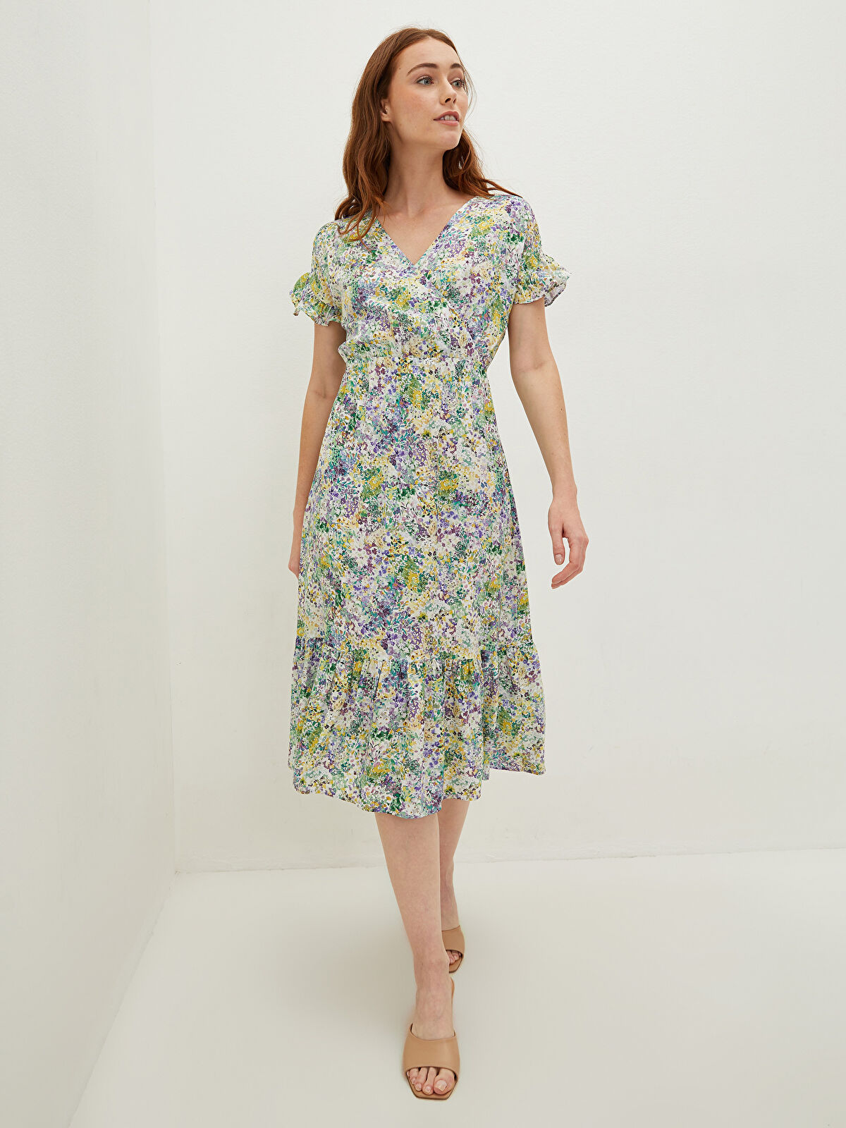 LCW CLASSIC Kruvaze Yaka Çiçekli Kısa Kollu Viskon Kadın Elbise