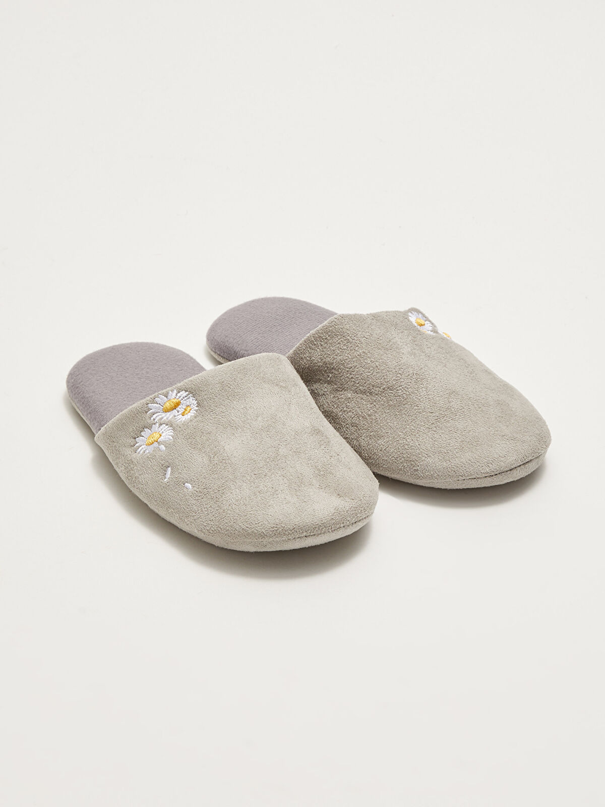 Çiçek Nakışlı Önü Kapalı Kadın Ev Terliği