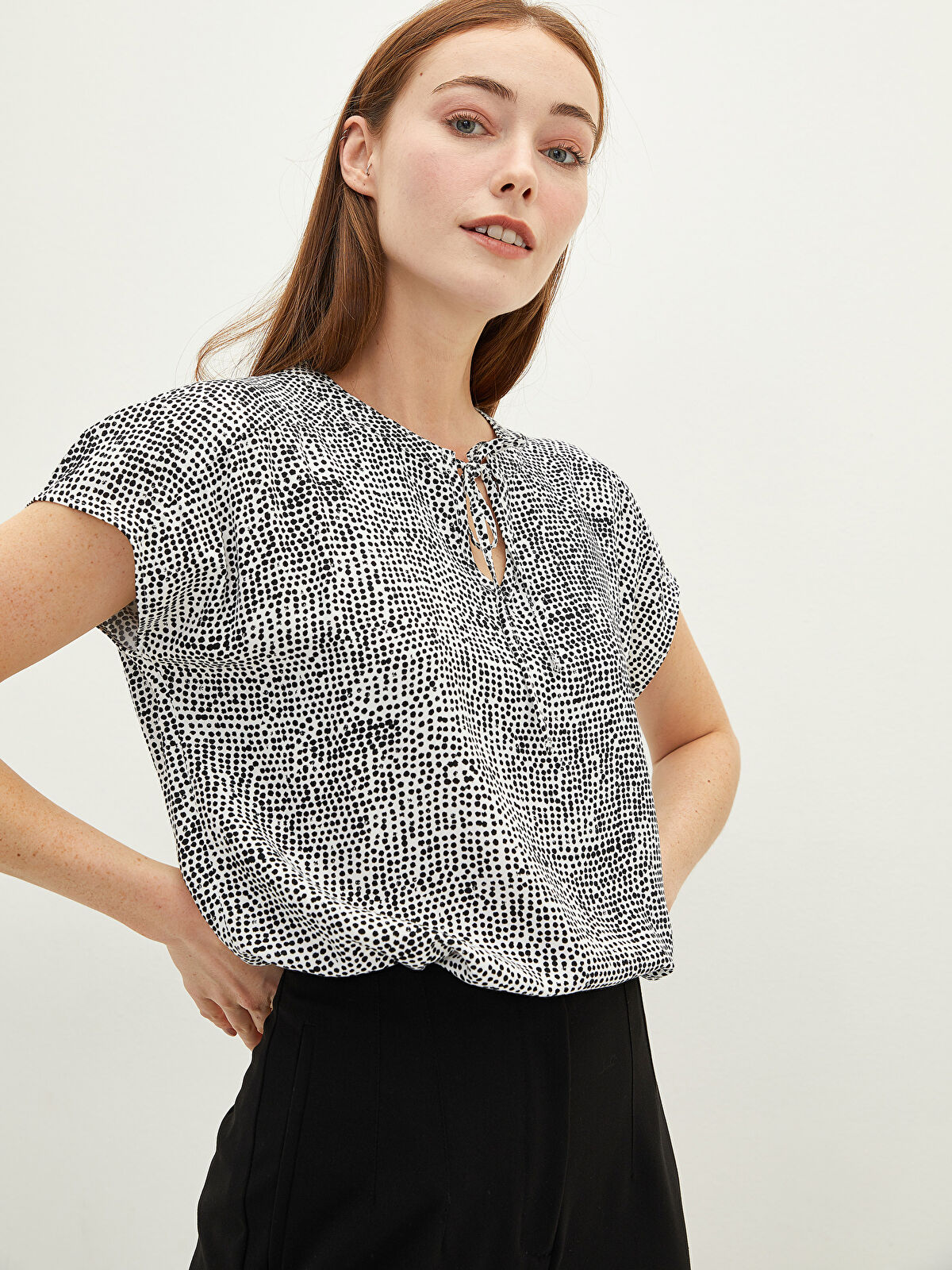 LCW CLASSIC Bağlamalı Yaka Desenli Kısa Kollu Viskon Kadın Bluz