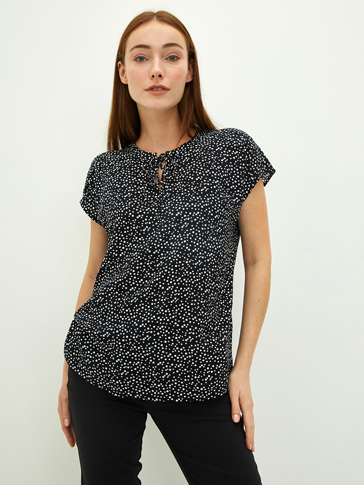 LCW CLASSIC Bağlamalı Yaka Desenli Kısa Kollu Viskon Kadın Bluz