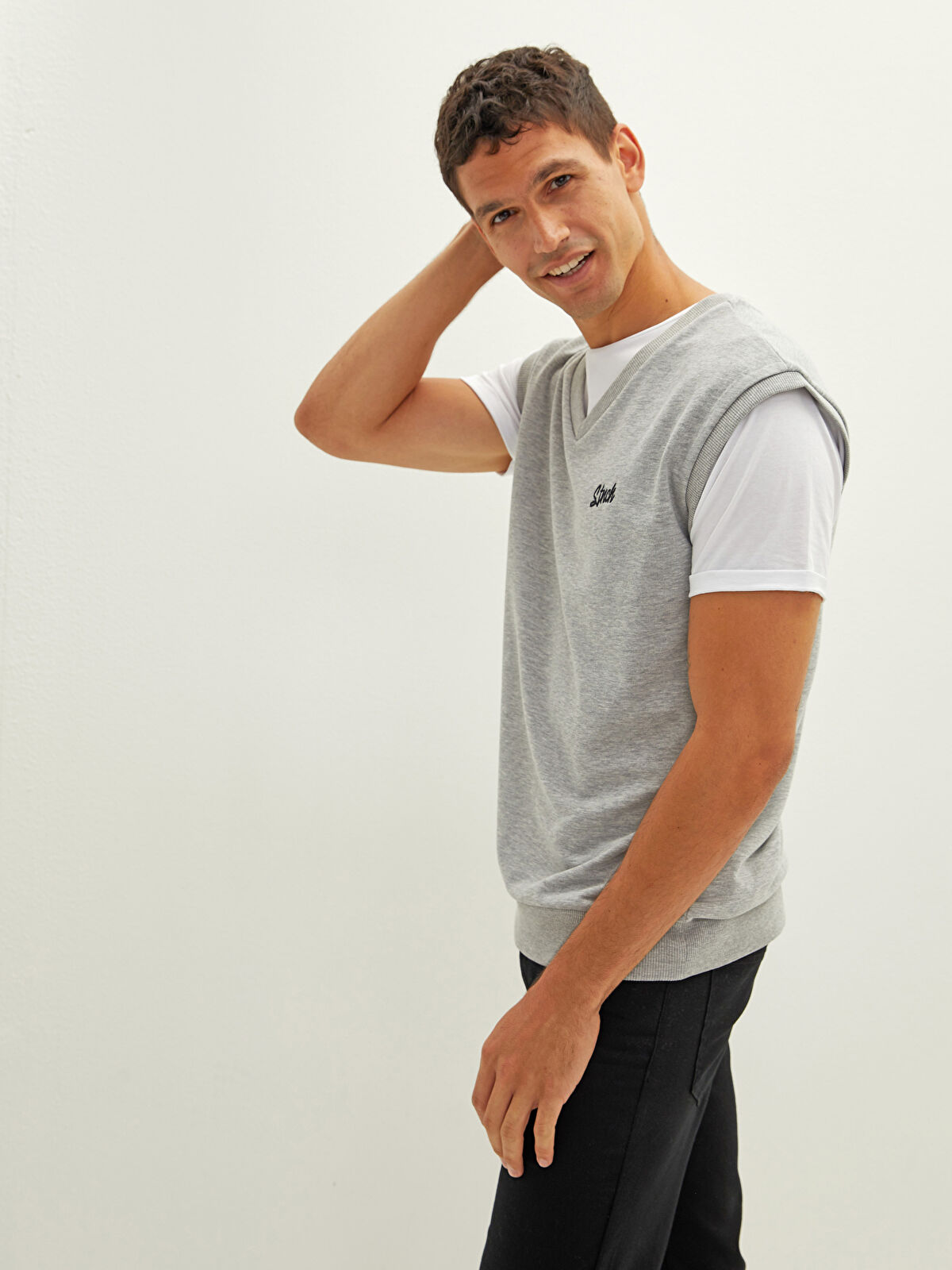 LCW CASUAL V Yaka Kolsuz Nakışlı Erkek Sweatshirt