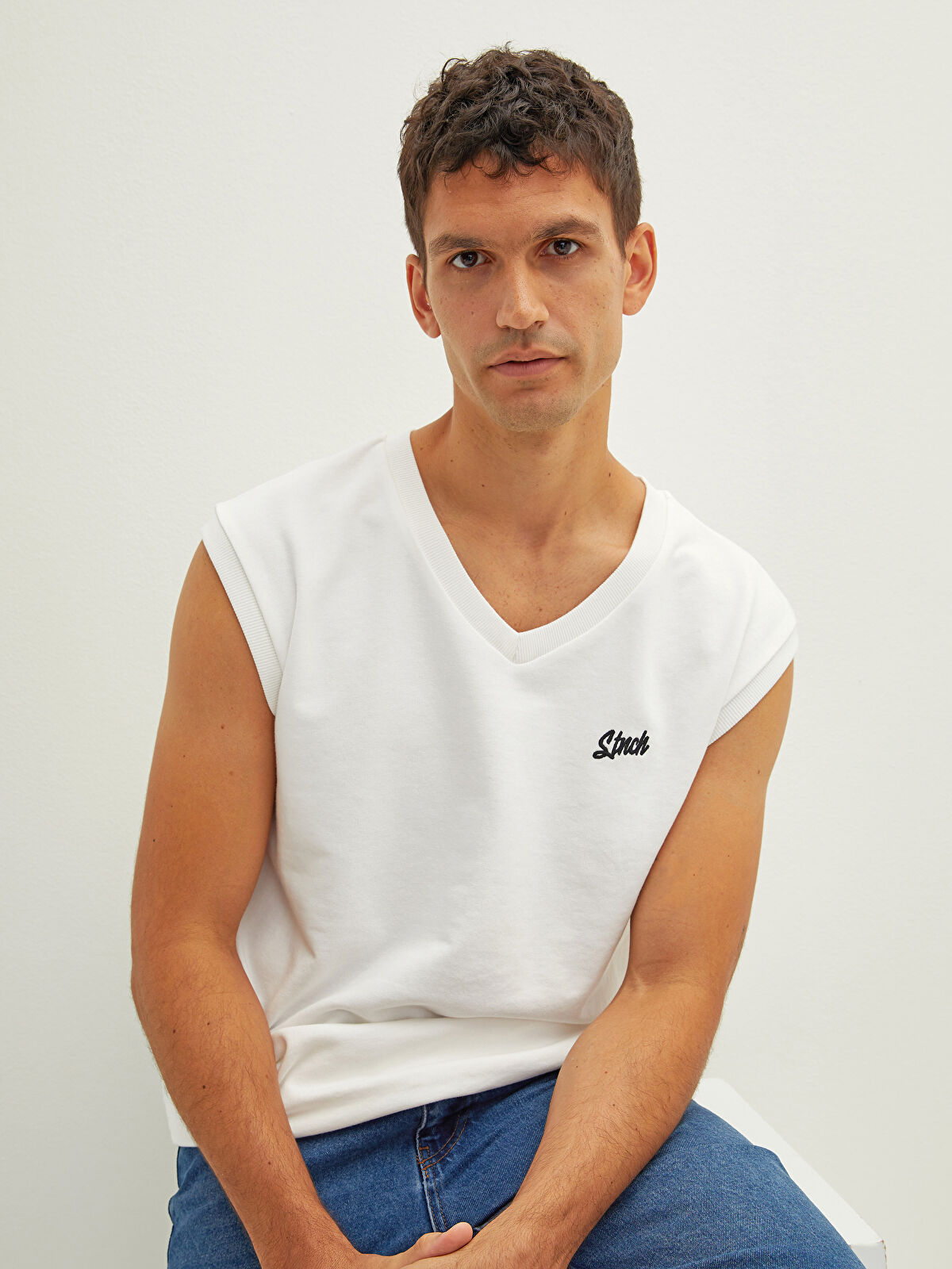 LCW CASUAL V Yaka Kolsuz Nakışlı Erkek Sweatshirt