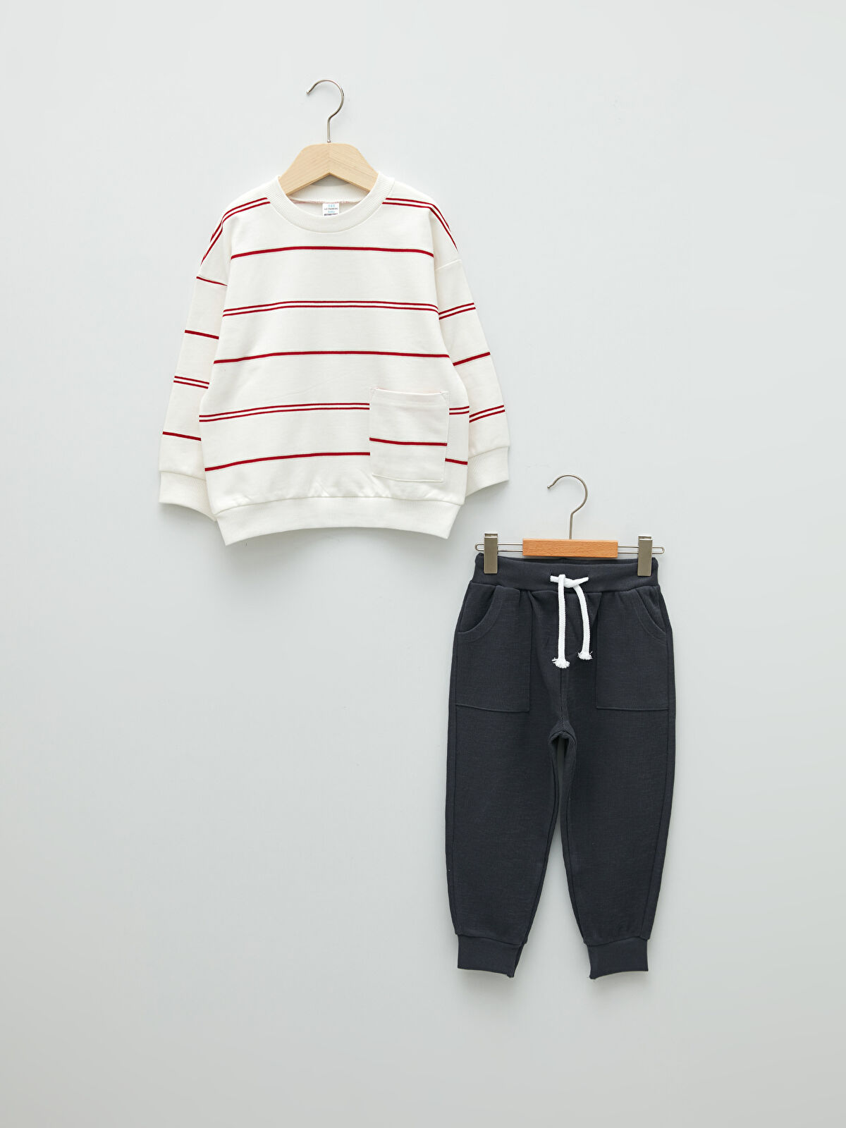 Bisiklet Yaka Uzun Kollu Çizgili Erkek Bebek Sweatshirt ve Jogger Pantolon 2'li Takım Bisiklet Yaka Uzun Kollu Çizgili Erkek Bebek Sweatshirt ve Jogger Pantolon 2'li Takım