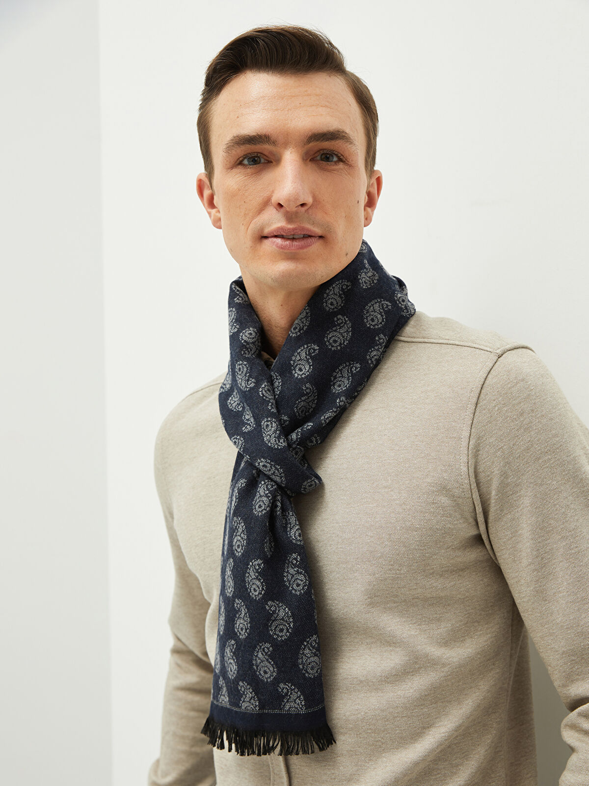 Desenli Kısa Püskül Detaylı Erkek Atkı Desenli Kısa Püskül Detaylı Erkek Atkı