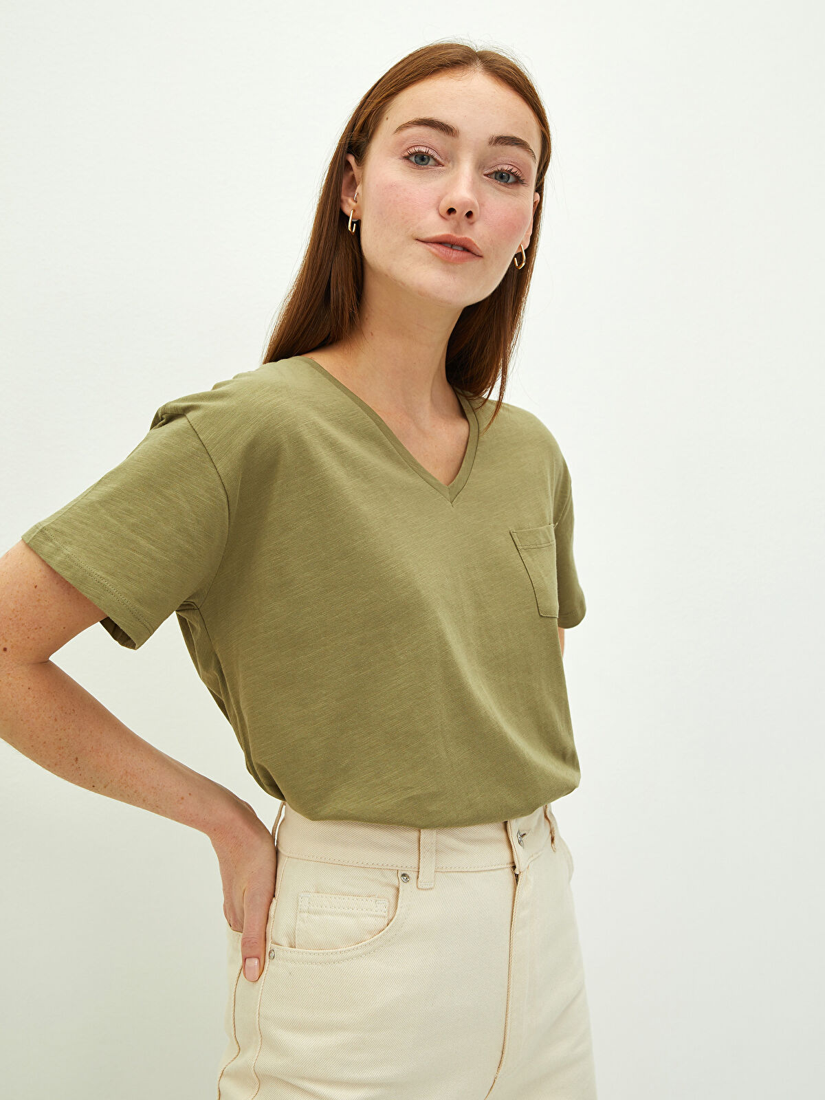 LCW BASIC V Yaka Düz Cep Detaylı Kısa Kollu Pamuklu Kadın Tişört