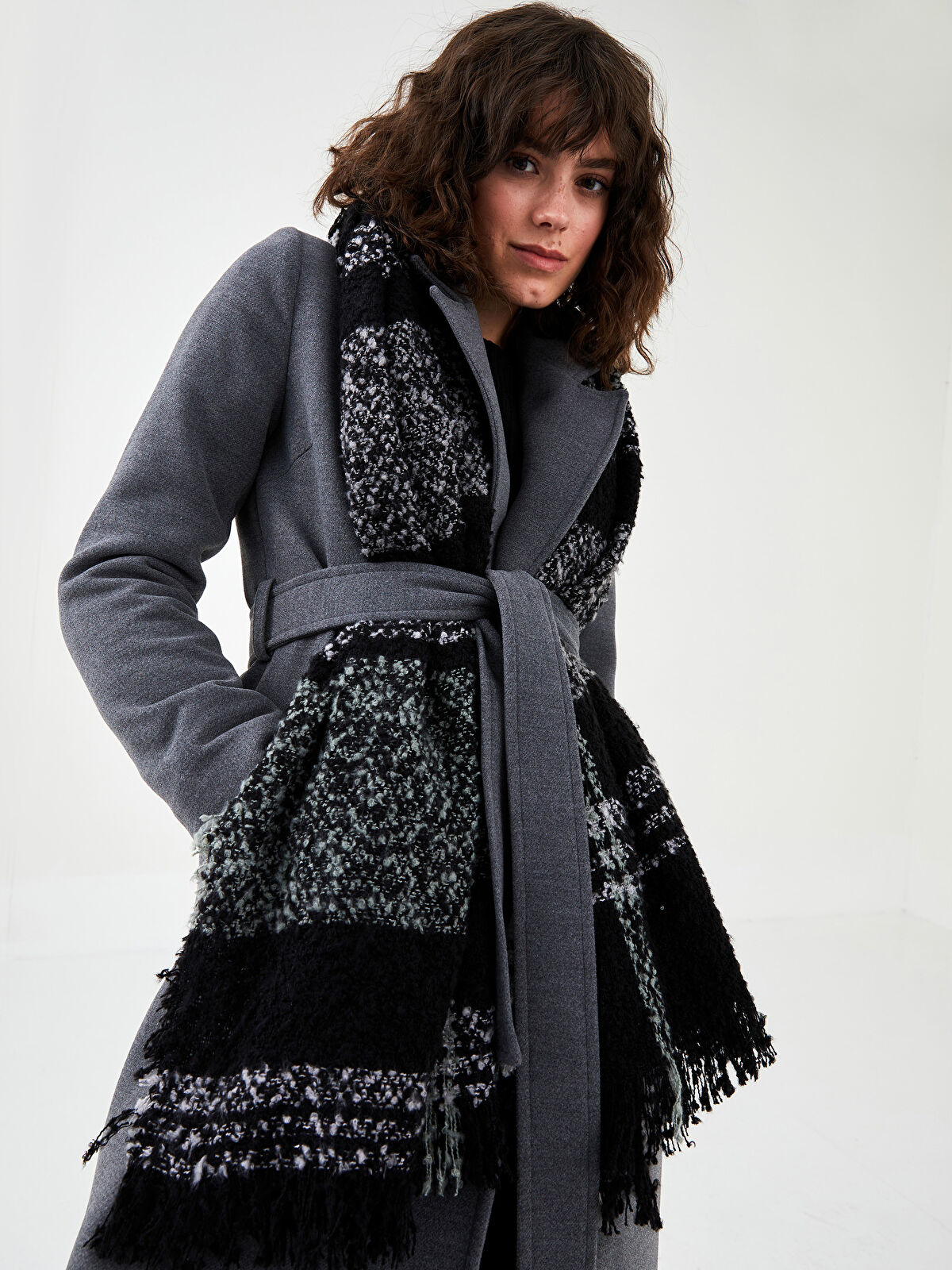 Kısa Püsküllü Yumuşak Dokulu Kumaştan Kadın Atkı