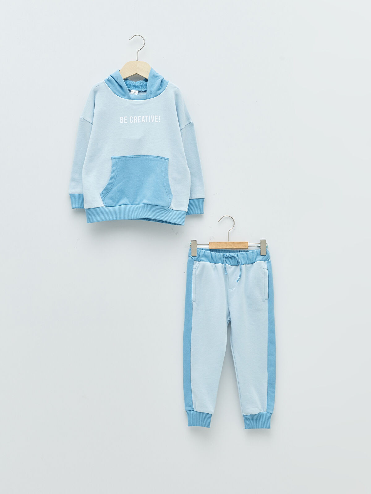 Kapüşonlu Uzun Kollu Baskılı Erkek Bebek Sweatshirt ve Jogger Pantolon 2'li Takım Kapüşonlu Uzun Kollu Baskılı Erkek Bebek Sweatshirt ve Jogger Pantolon 2'li Takım