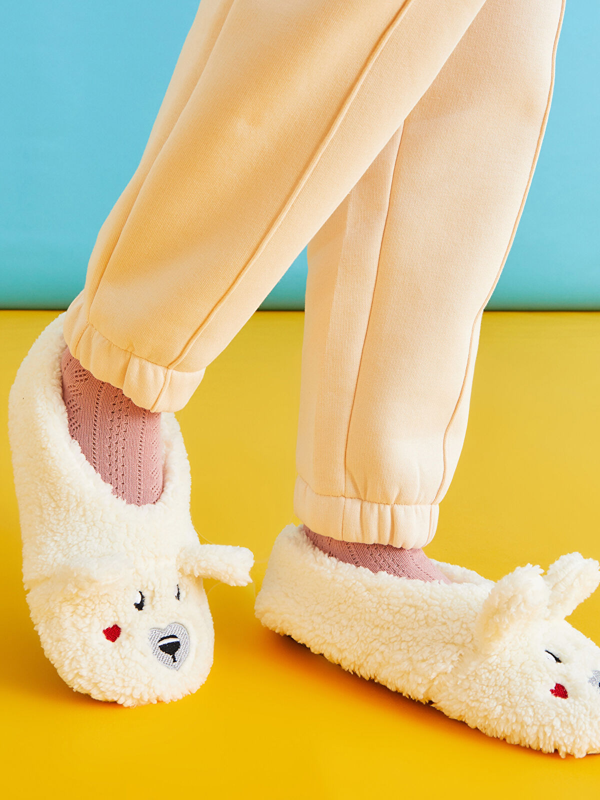 Nakış Detaylı 3D Aplikeli Kadın Ev Terliği