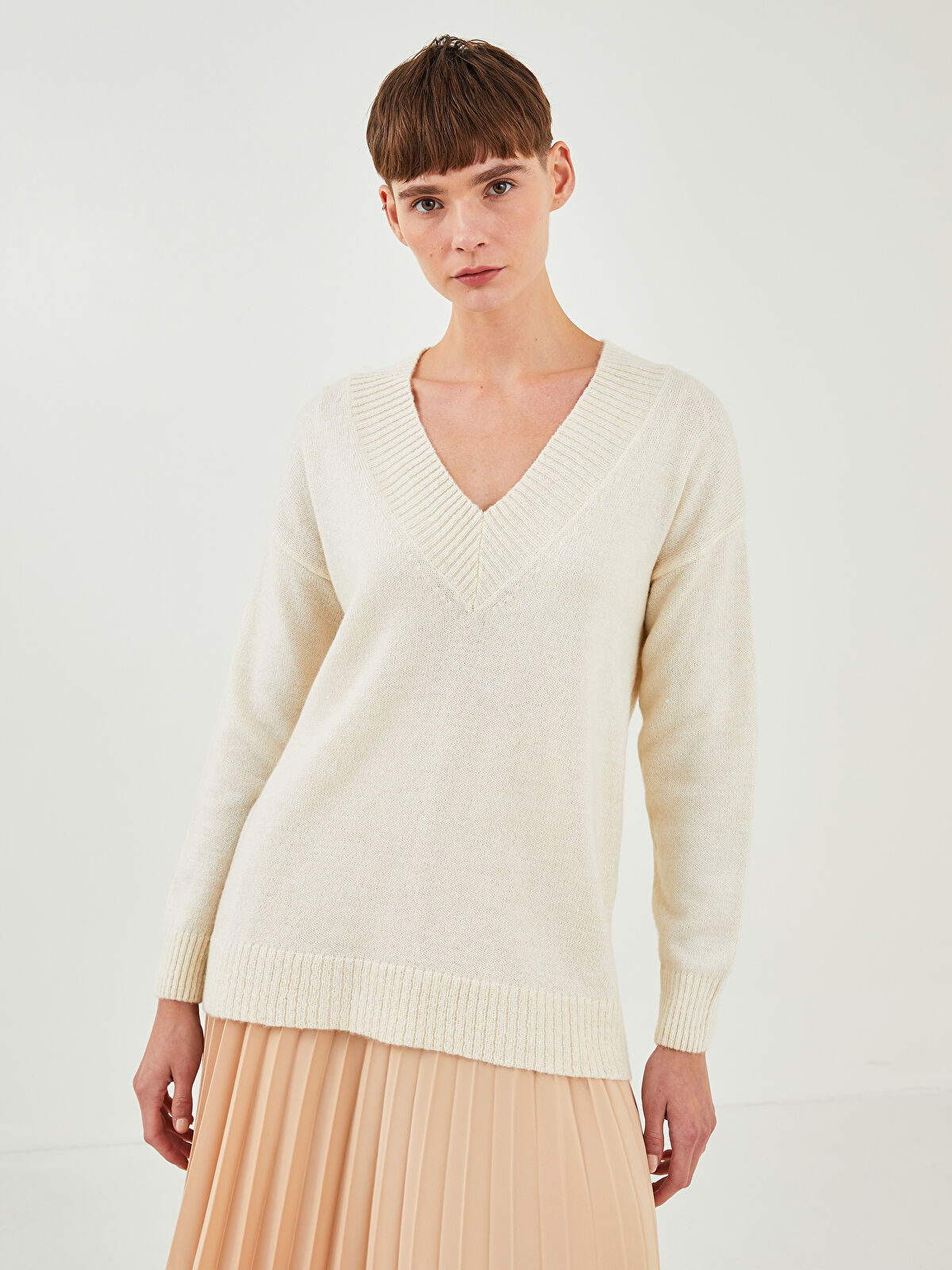 NUR BİLEN YAVUZER X LC WAIKIKI YÜN KARIŞIMLI V YAKA DÜZ UZUN KOLLU OVERSIZE KADIN TRİKO KAZAK