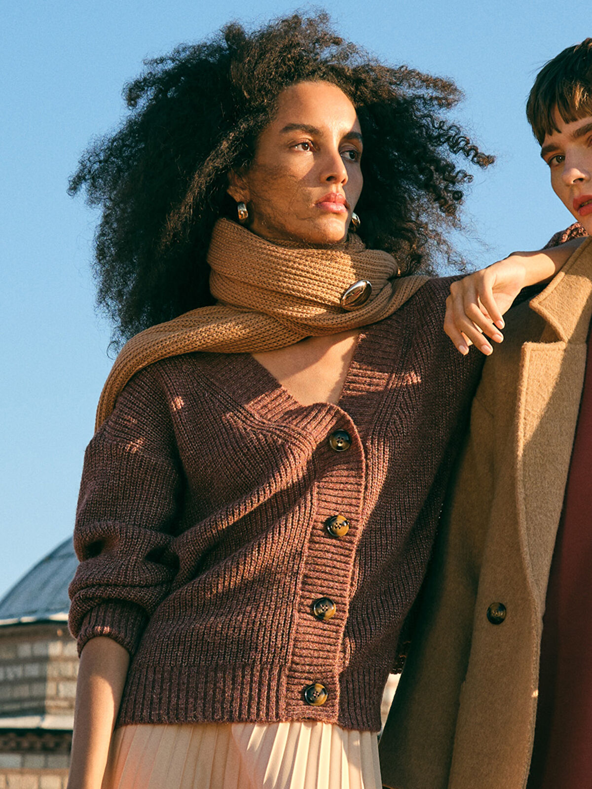 NUR BİLEN YAVUZER X LC WAIKIKI YÜN KARIŞIMLI V YAKA DÜZ DÜĞME DETAYLI UZUN KOLLU KADIN TRİKO HIRKA