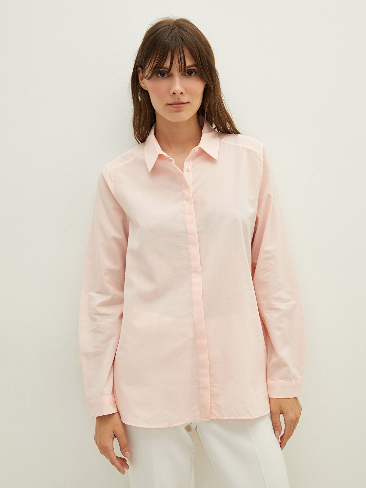 LCW CLASSIC Gizli Düğme Kapamalı Uzun Kollu Poplin Kadın Gömlek LCW CLASSIC Gizli Düğme Kapamalı Uzun Kollu Poplin Kadın Gömlek