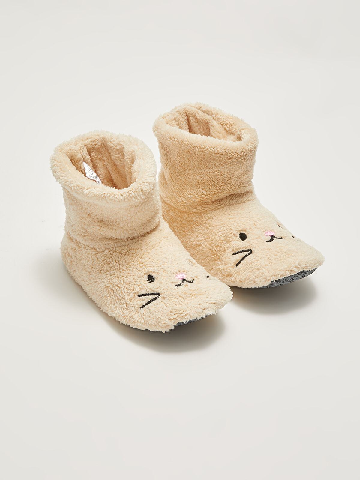 Nakış Detaylı Pelüş Kadın Ev Botu