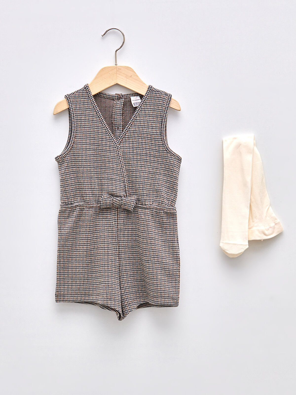 V Yaka Kazayağı Desenli Kız Bebek Salopet ve Külotlu Çorap 2'li Takım