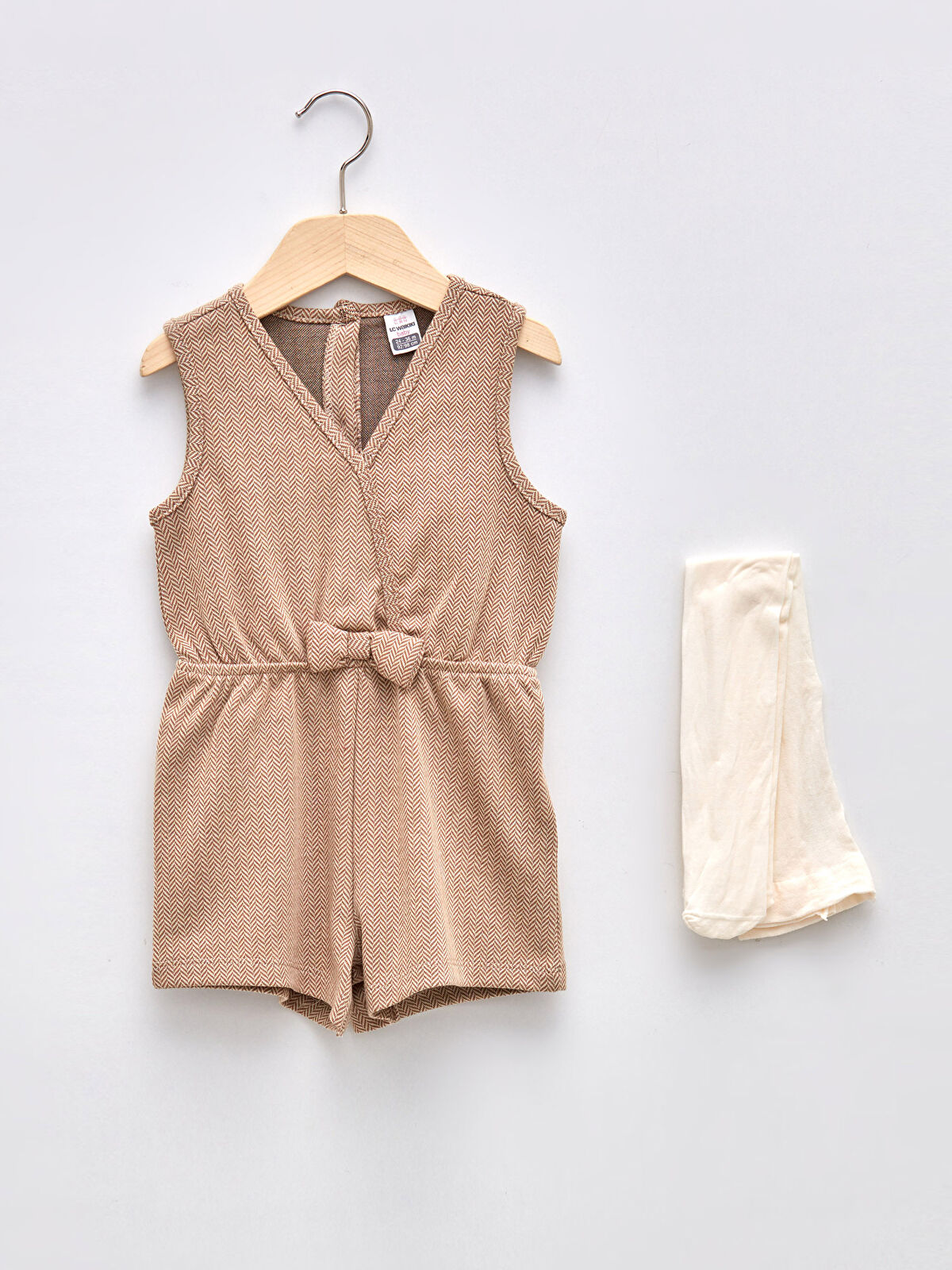 V Yaka Kazayağı Desenli Kız Bebek Salopet ve Külotlu Çorap 2'li Takım