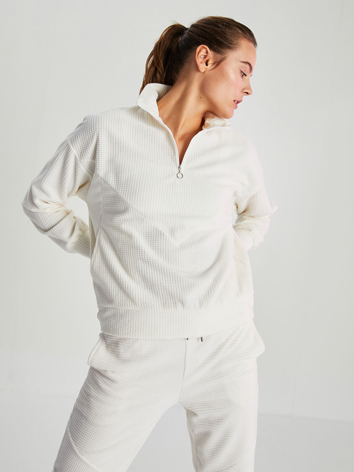 LCW ACTIVE Dik Yaka Kendinden Desenli Uzun Kollu Kadın Sweatshirt