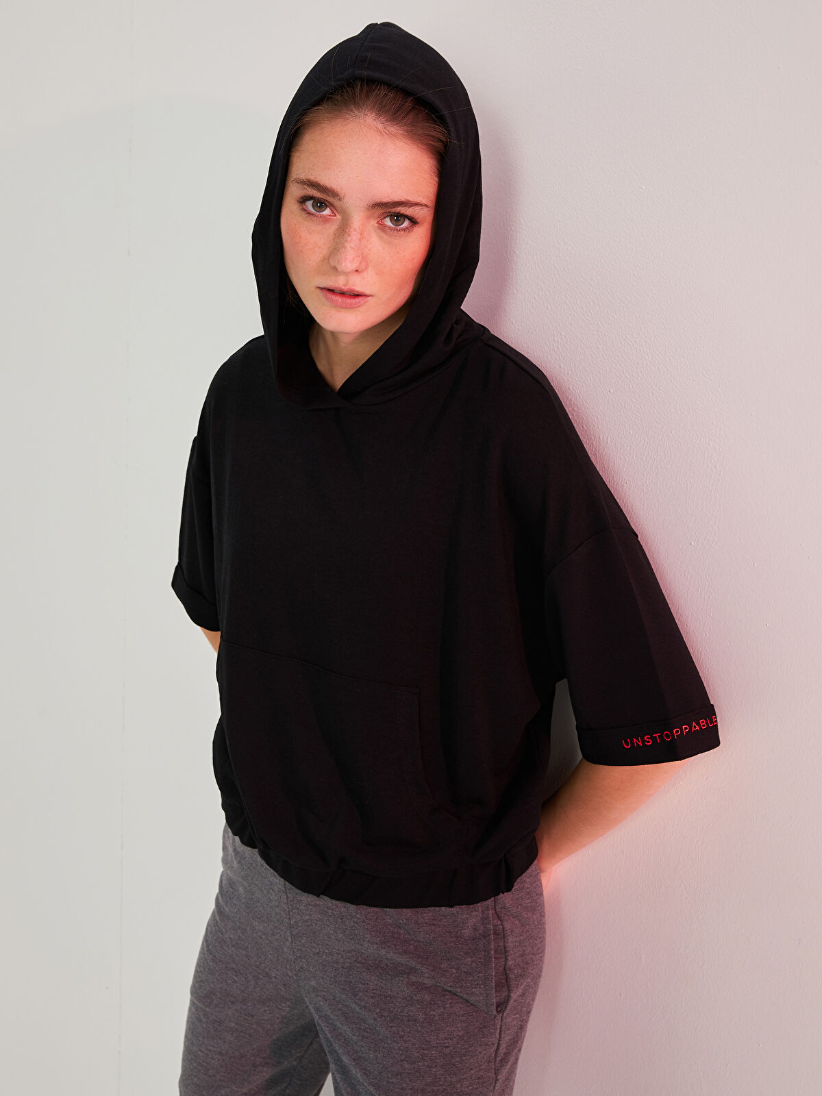 LCW ACTIVE Kapüşon Yaka Düz Kısa Kollu Kadın Spor Tişört