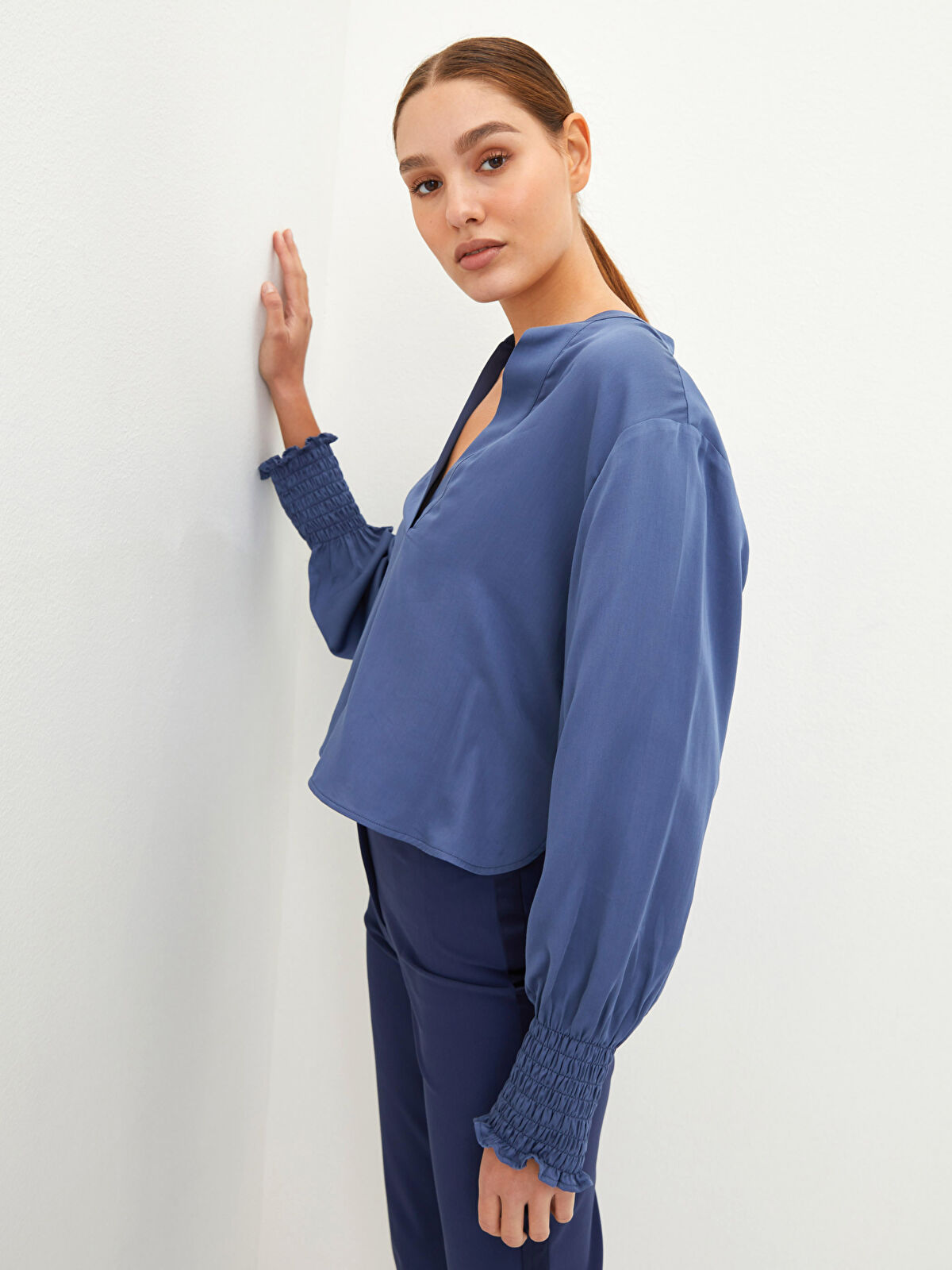 NATUVERA Kaçık V Yaka Düz Uzun Kollu Kolları Gipe Detaylı Kadın Bluz NATUVERA Kaçık V Yaka Düz Uzun Kollu Kolları Gipe Detaylı Kadın Bluz