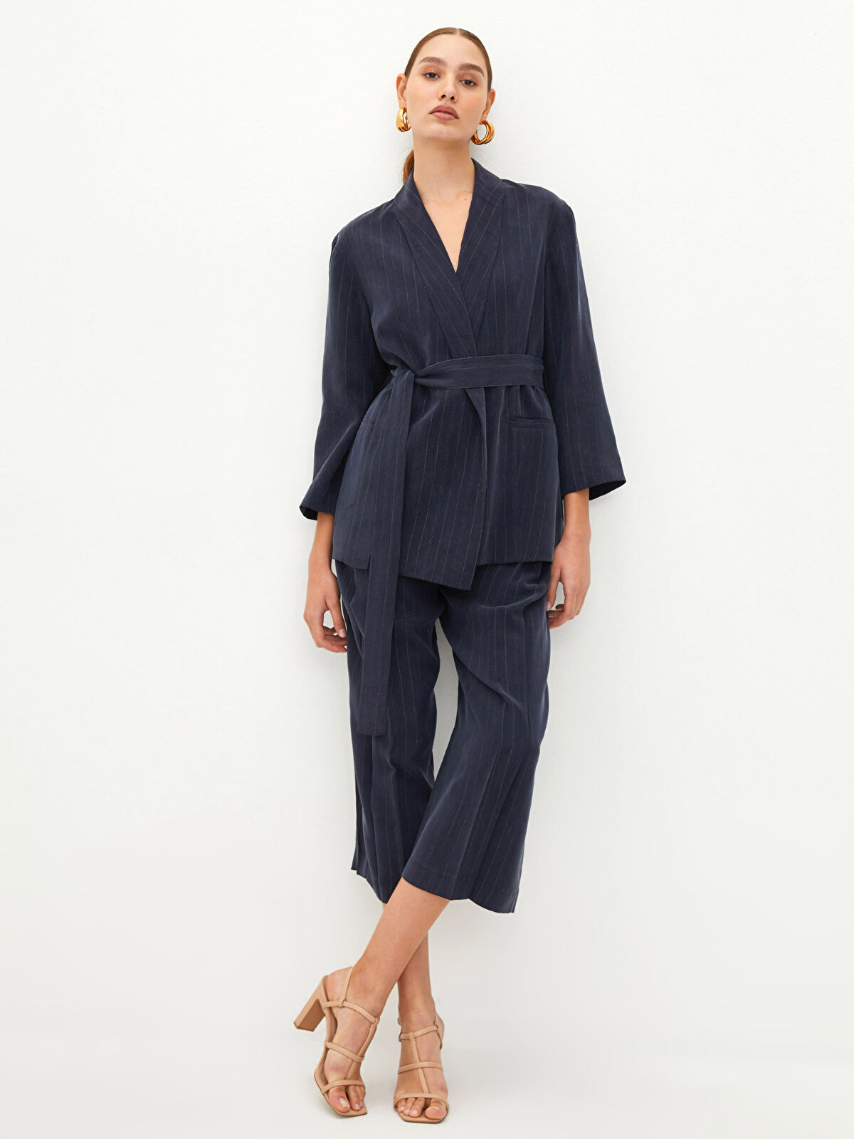 NATUVERA Standart Fit Çizgili Cep Detaylı Kısa Kadın Pantolon