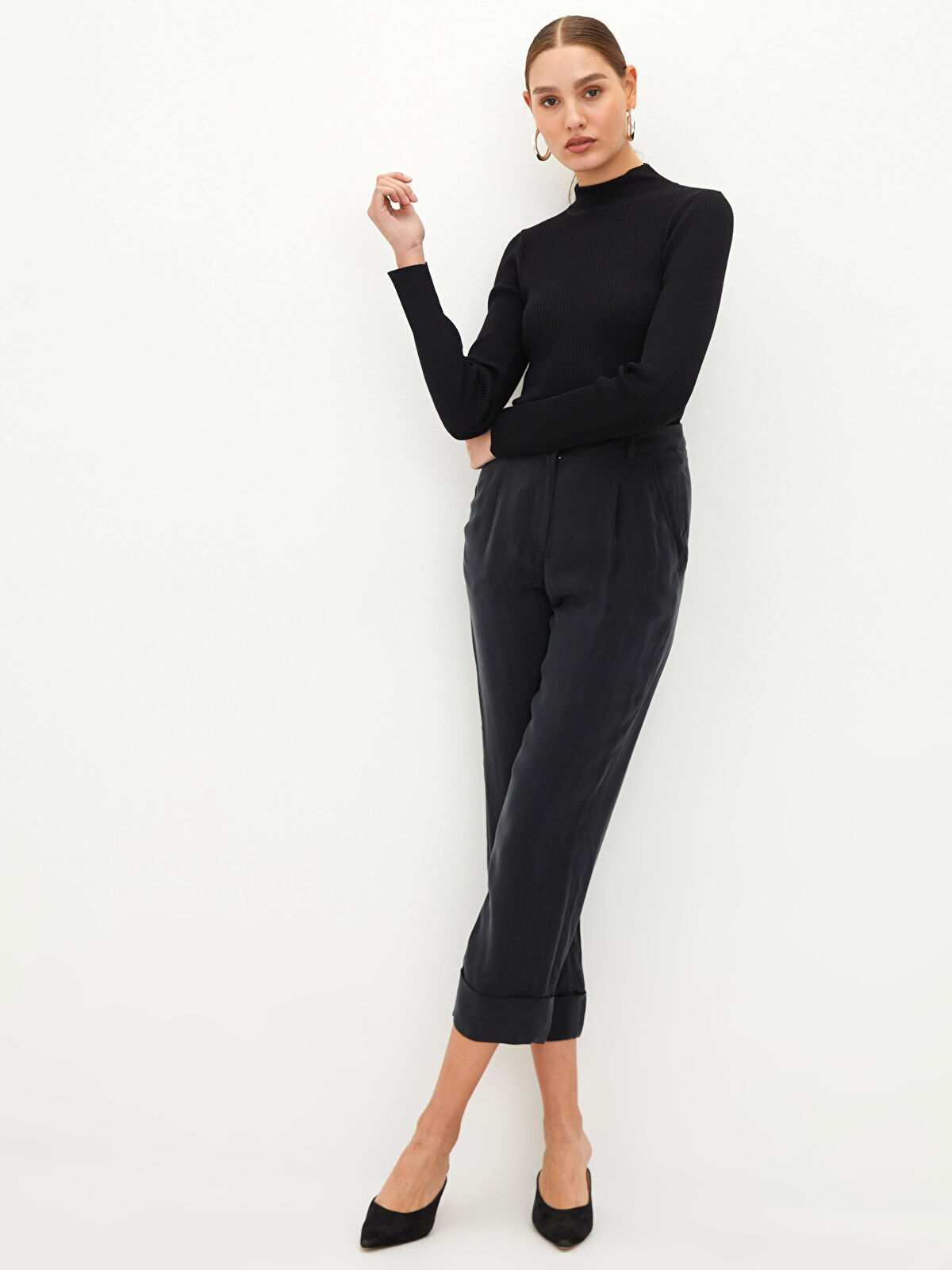 NATUVERA Yüksek Bel Standart Fit Cepli Paça Detaylı Kadın Pantolon NATUVERA Yüksek Bel Standart Fit Cepli Paça Detaylı Kadın Pantolon