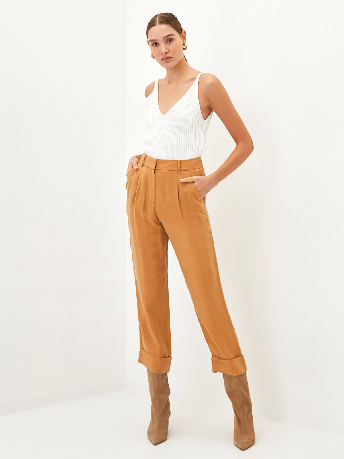 NATUVERA Yüksek Bel Standart Fit Cepli Paça Detaylı Kadın Pantolon NATUVERA Yüksek Bel Standart Fit Cepli Paça Detaylı Kadın Pantolon