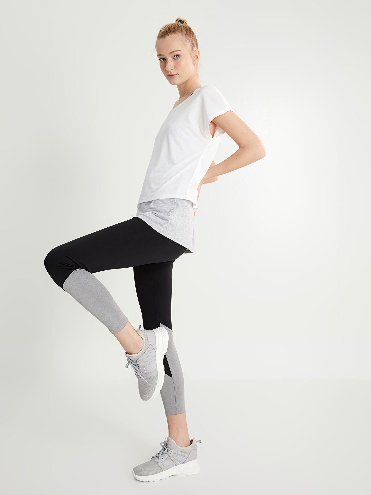 LCW ACTIVE Beli Lastikli Renk Bloklu Kadın Spor Tayt LCW ACTIVE Beli Lastikli Renk Bloklu Kadın Spor Tayt