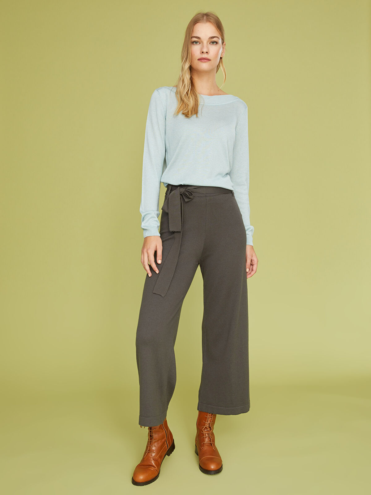 LCW CLASSIC Beli Lastikli Kuşak Detaylı Geniş Paça Kadın Triko Pantolon LCW CLASSIC Beli Lastikli Kuşak Detaylı Geniş Paça Kadın Triko Pantolon