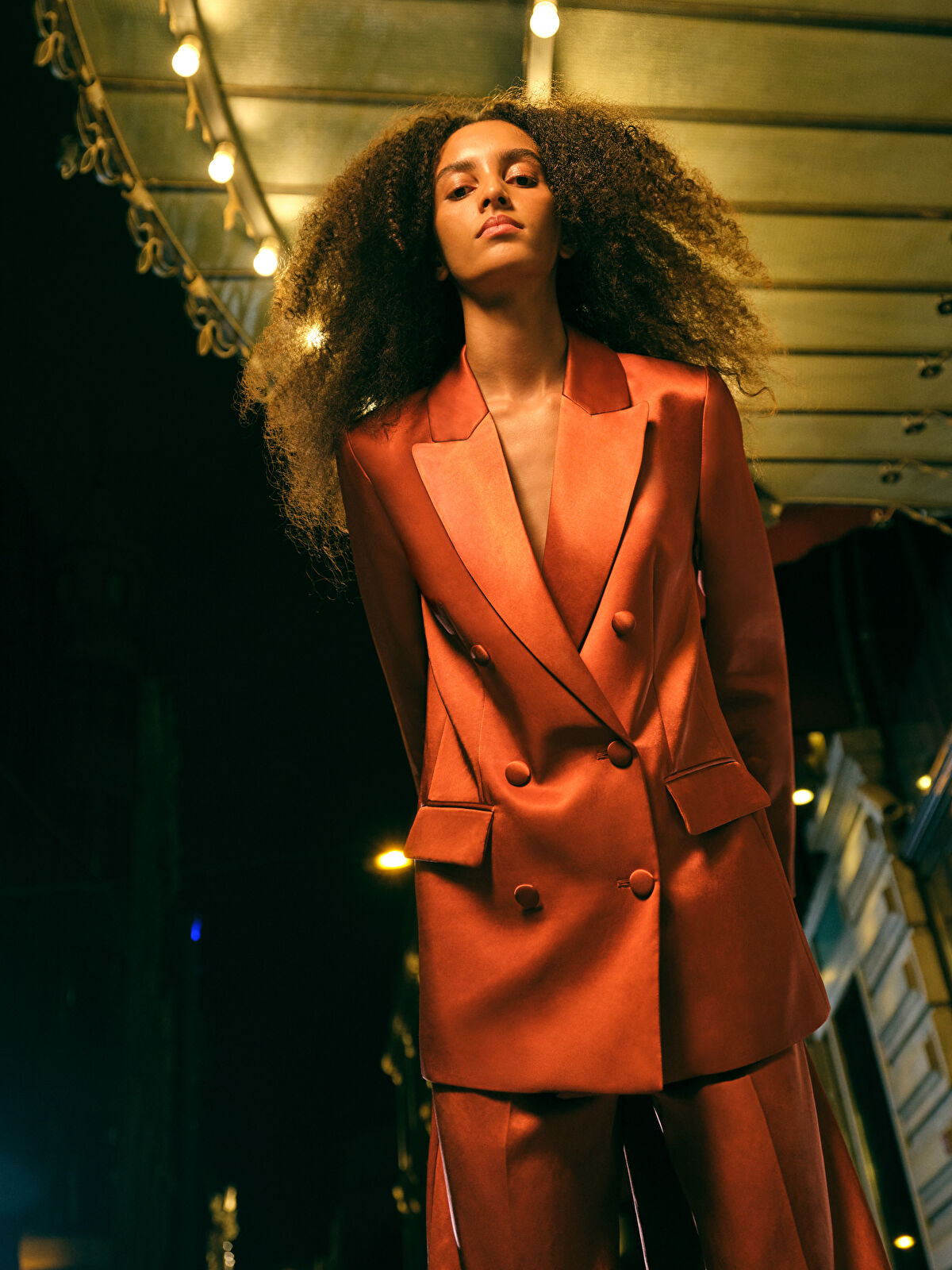 NUR BİLEN YAVUZER X LC WAIKIKI ÖNDEN DÜĞMELİ UZUN KOLLU SATEN KUMAŞ KADIN CEKET