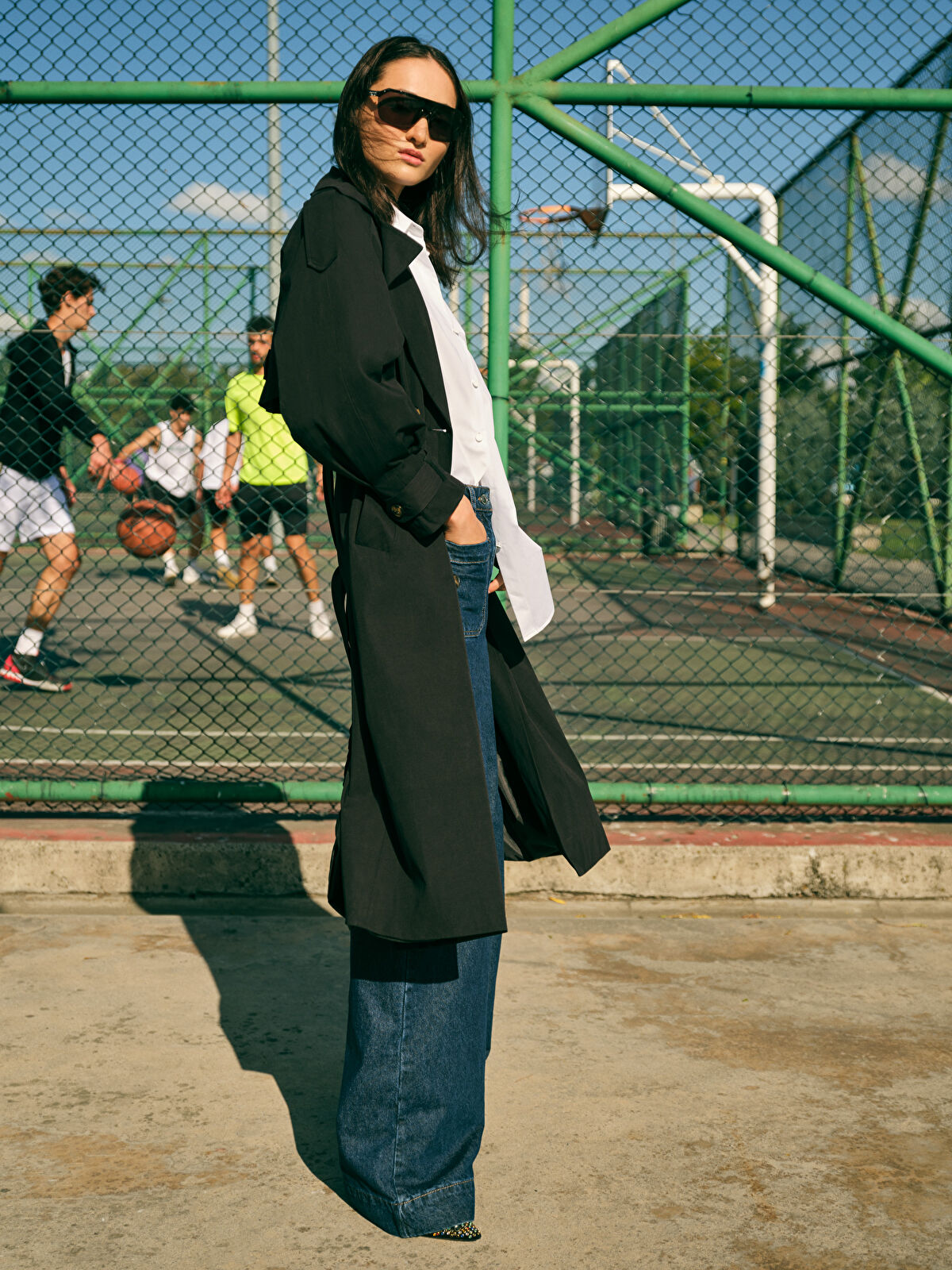 NUR BİLEN YAVUZER X LC WAIKIKI CEKET YAKA BELİ KEMERLİ RÜZGARLIK DETAYLI UZUN KOLLU KADIN TRENÇKOT