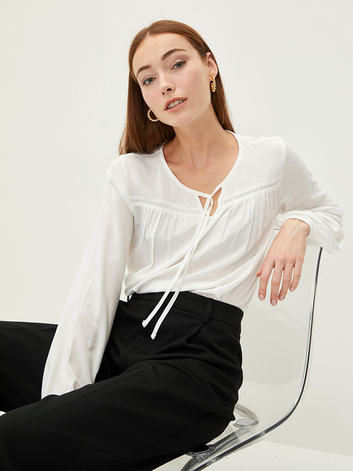 LCW CLASSIC Bağlamalı Yaka Nakışlı Uzun Kollu Viskon Kadın Bluz