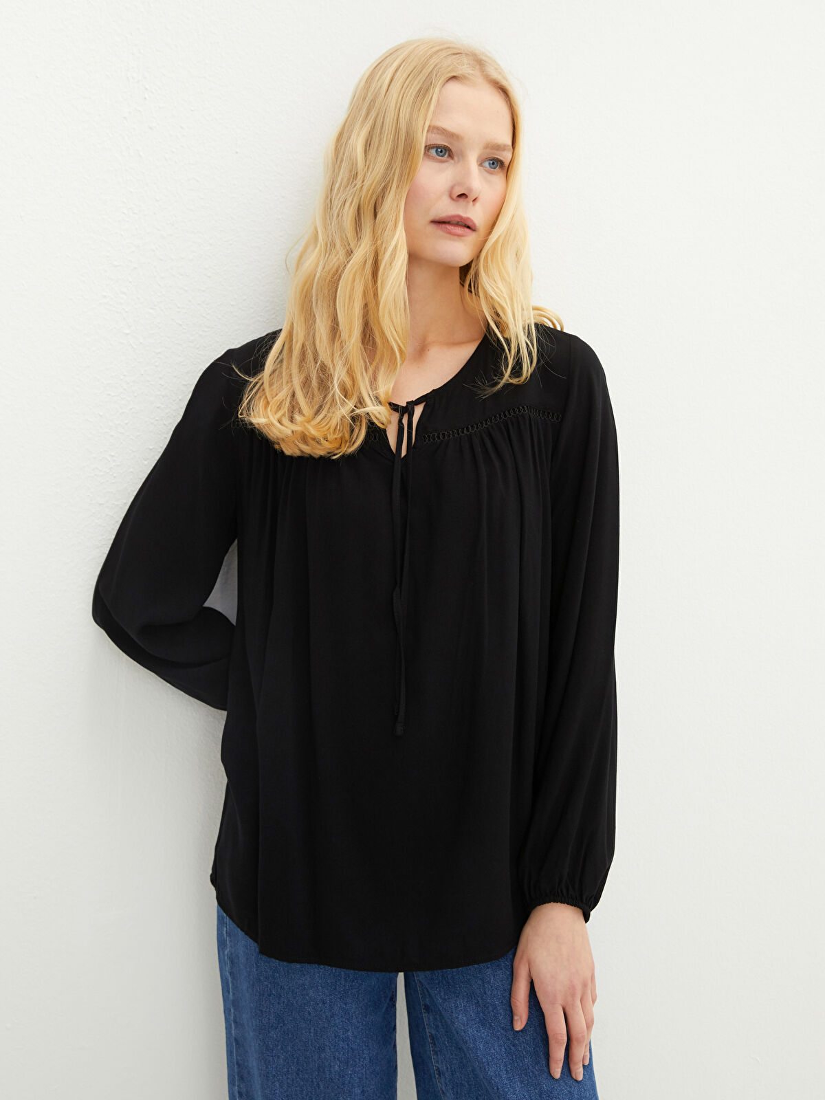 LCW CLASSIC Bağlamalı Yaka Nakışlı Uzun Kollu Viskon Kadın Bluz