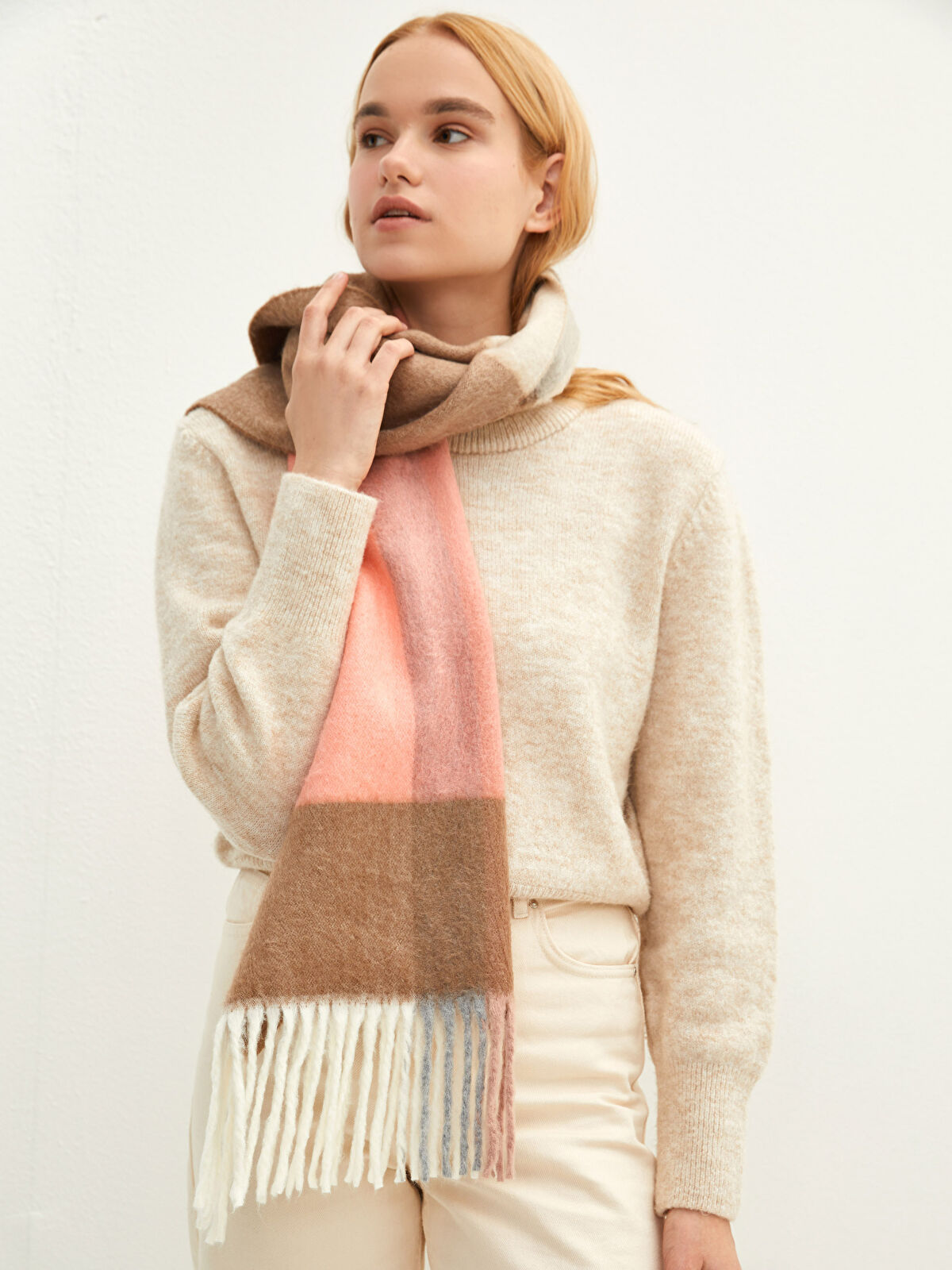 Ekose Desenli Saçaklı Kadın Atkı