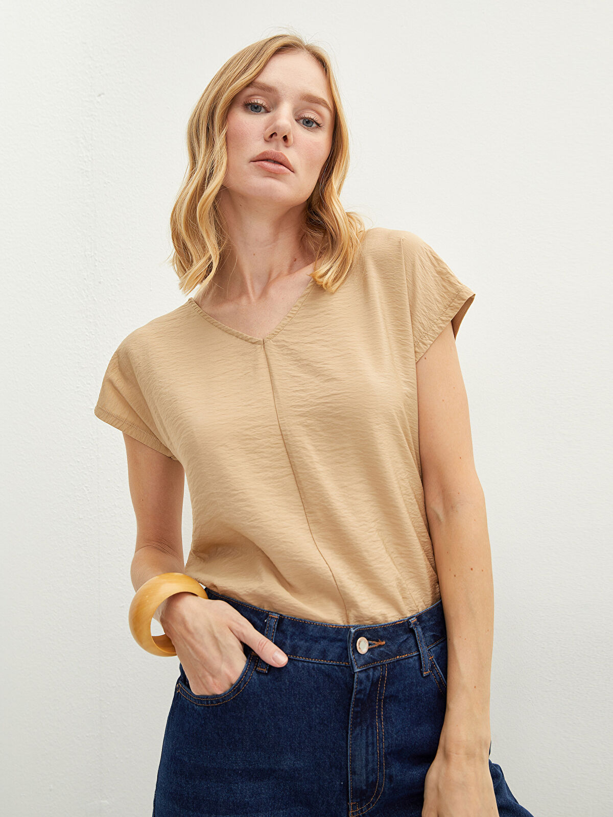 LCW CLASSIC V Yaka Düz Kısa Kollu Krep Kadın Tişört